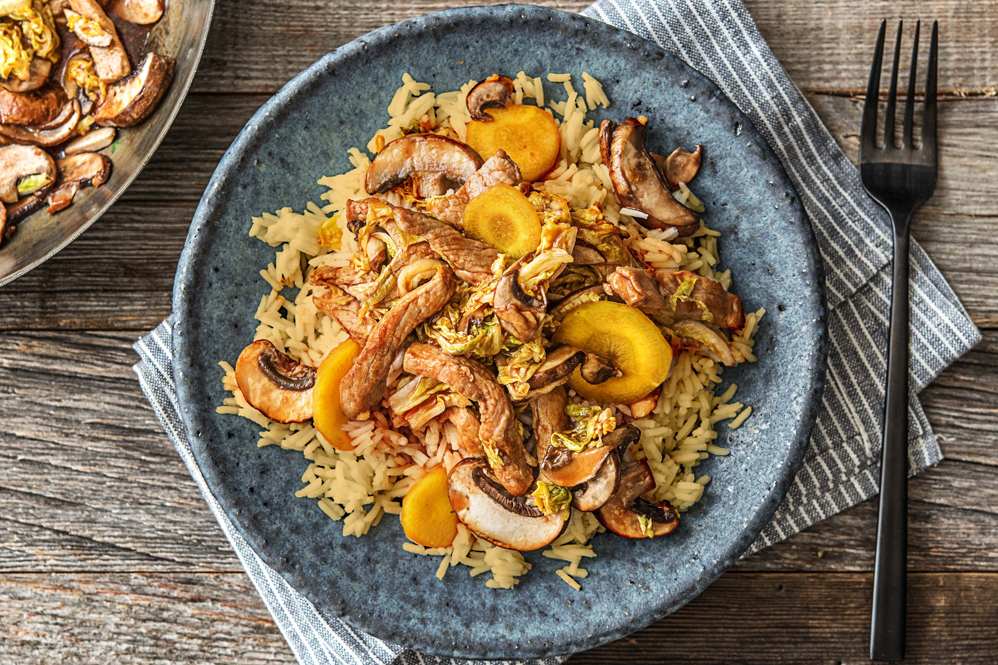 Indische rijst met varkenshaasreepjes, zoetzure saus, oosterse groenten ...