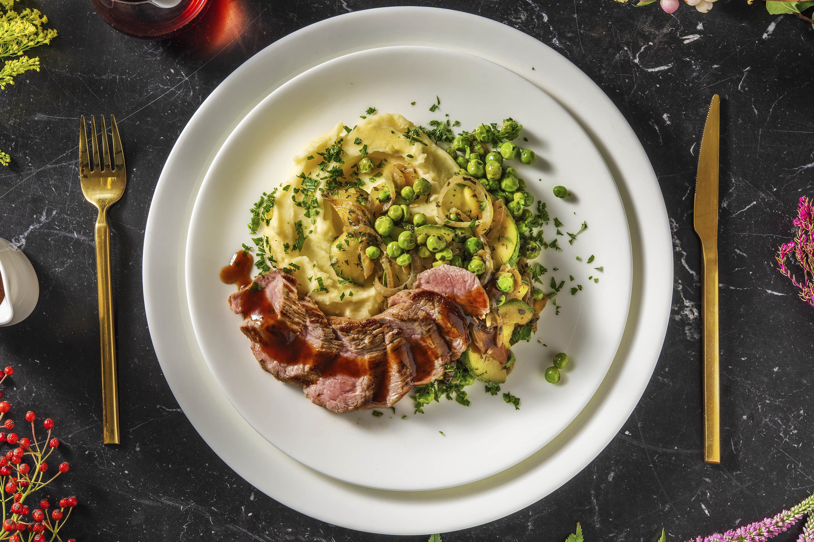 Kalfssukade met bolcourgette en doperwten Recept | HelloFresh