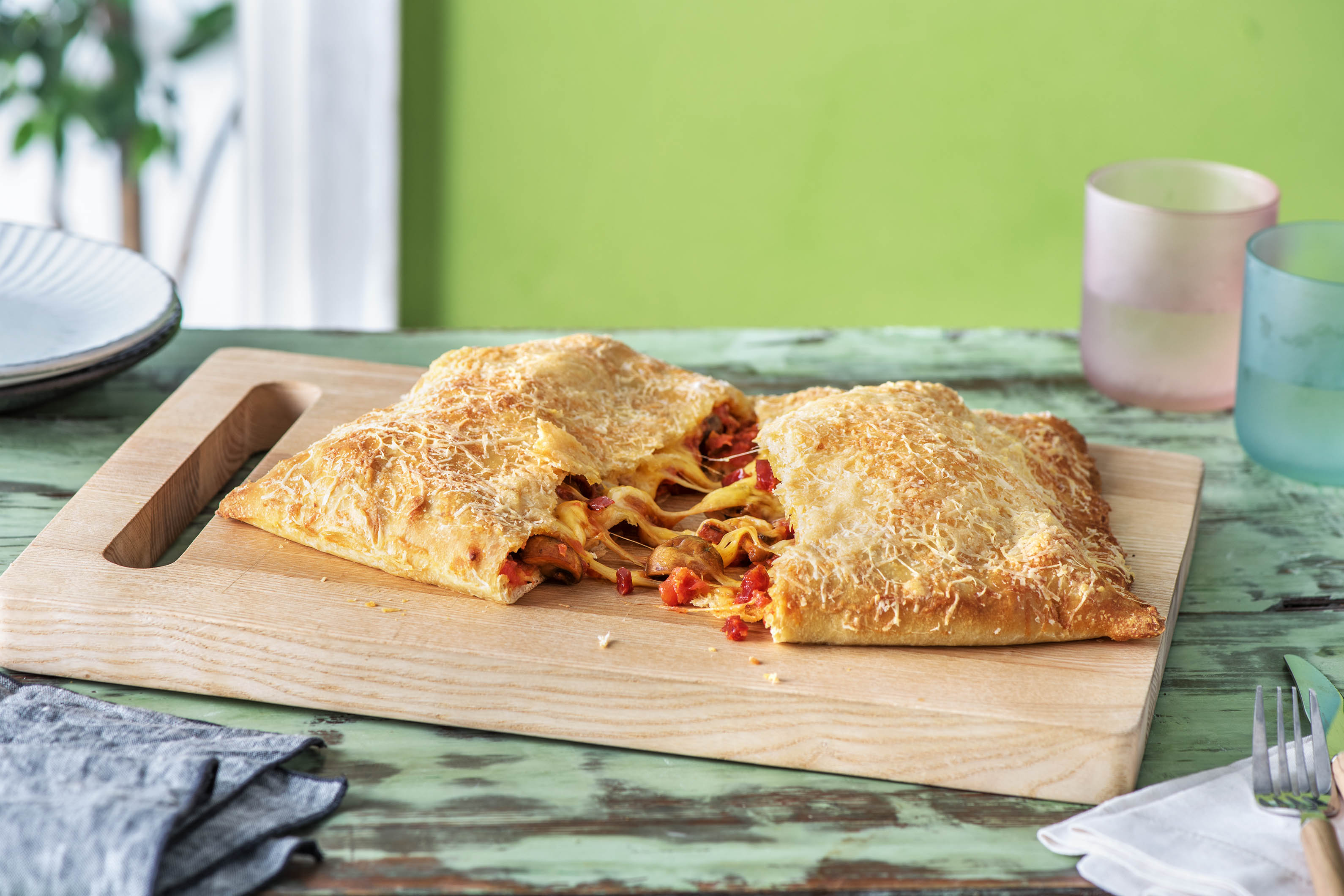 Käsige Pizzatasche mit Chorizo Rezept | HelloFresh