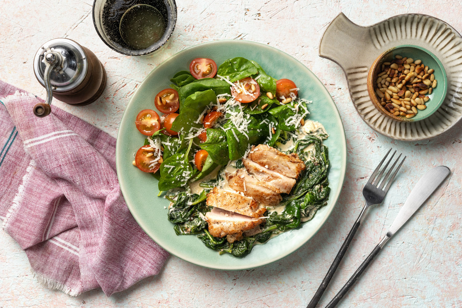 Kippendijfilet in romige spinazie Recept | HelloFresh