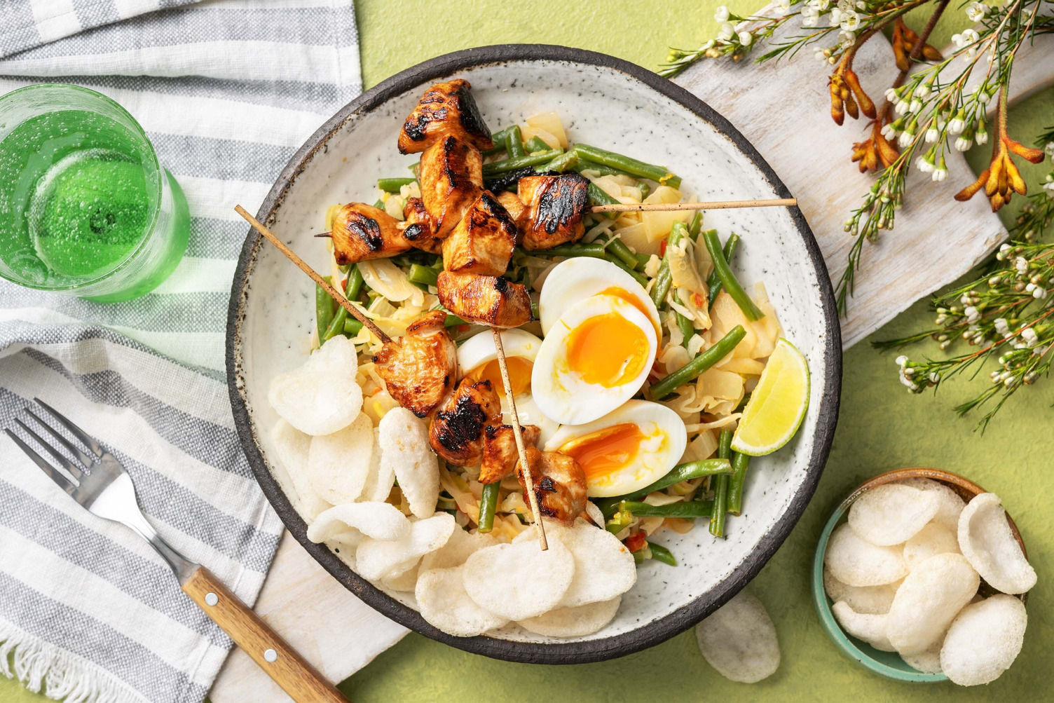Kipsaté met pindasaus Recept | HelloFresh