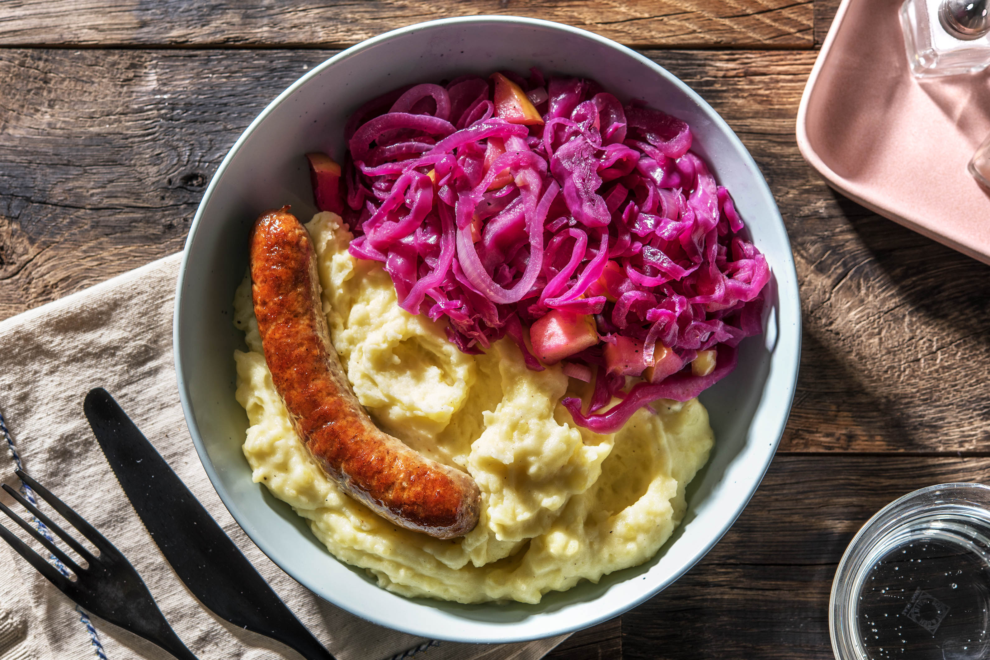Kipworst met gestoofde rode kool en appel Recept | HelloFresh