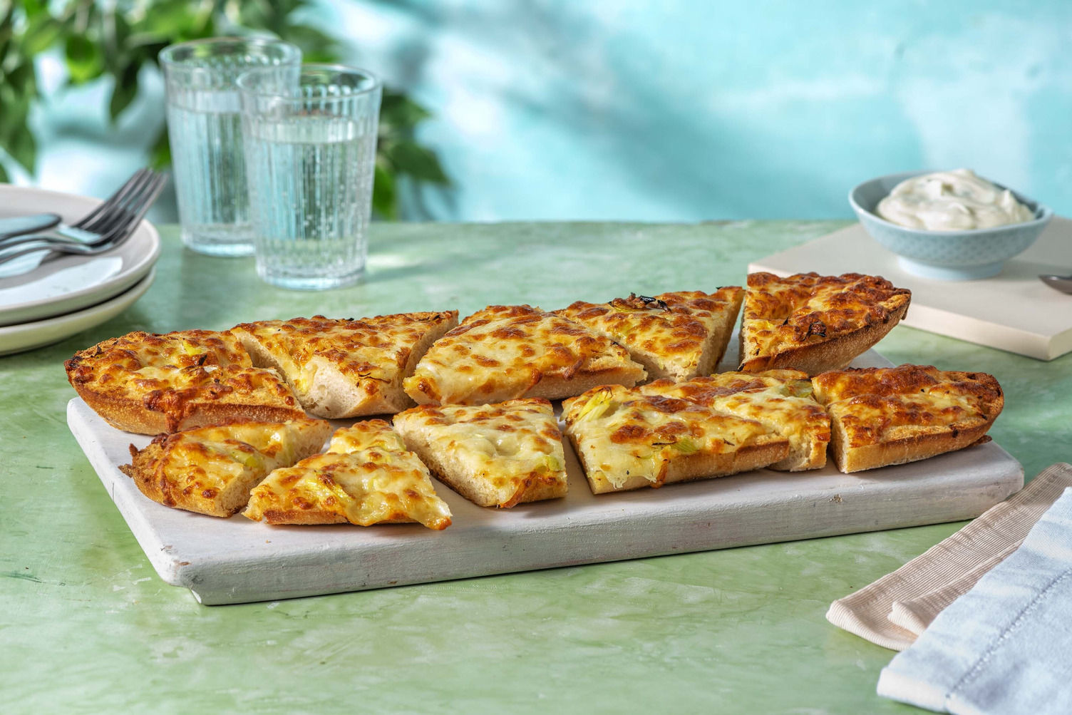 Knoblauch-Ciabatta mit Sour Cream-Dip Rezept | HelloFresh