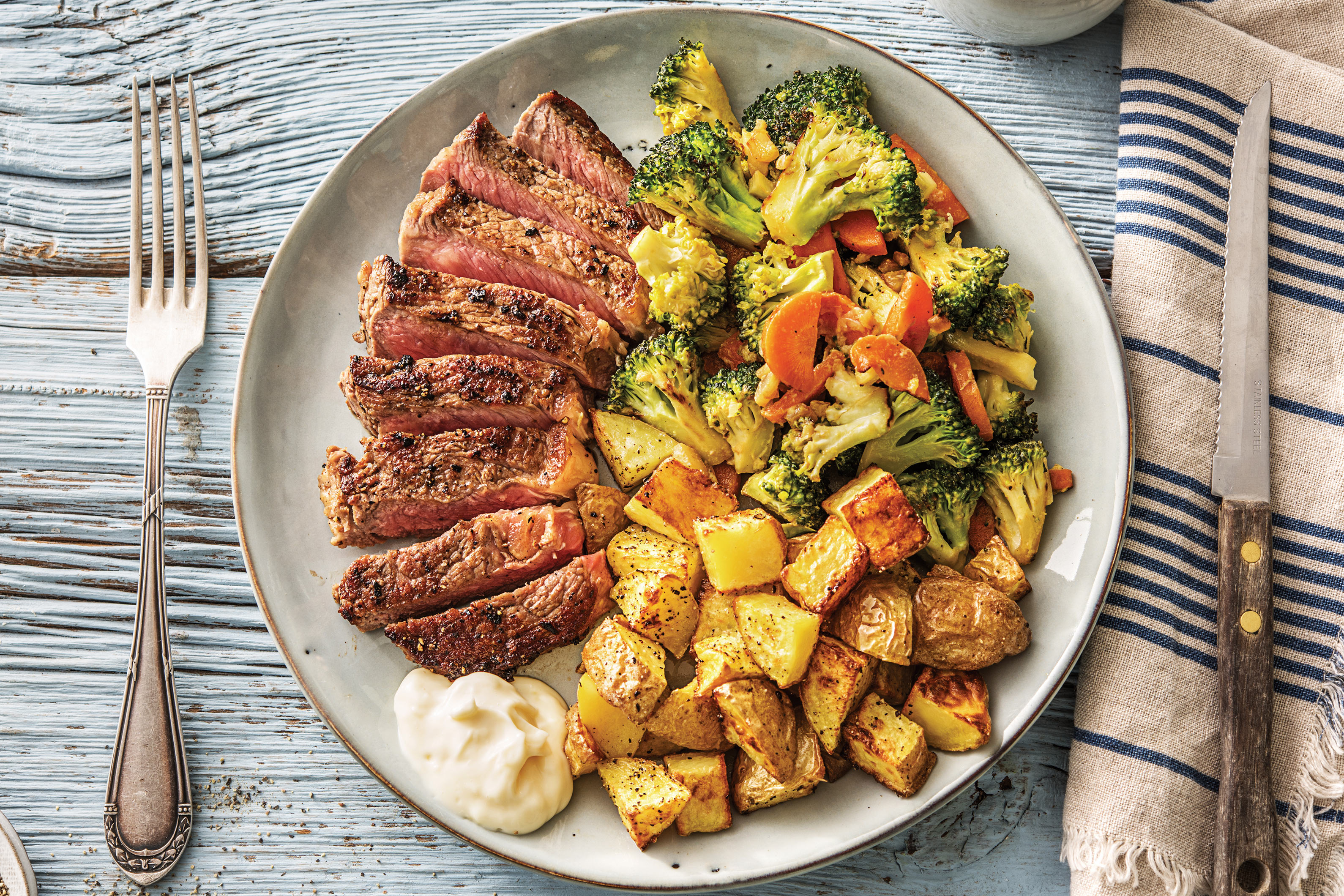 Seared Beef with Potatoes and Garlic Veggies Recipe | HelloFresh