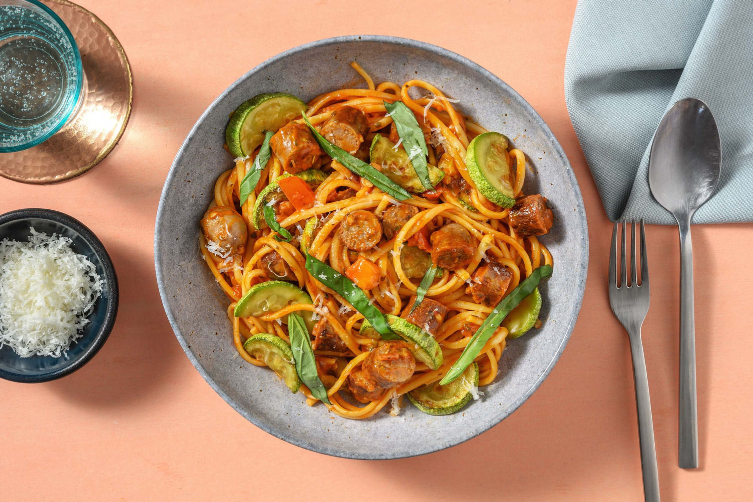 Spaghetti met chipolataworstjes in pittige tomatensaus Recept | HelloFresh