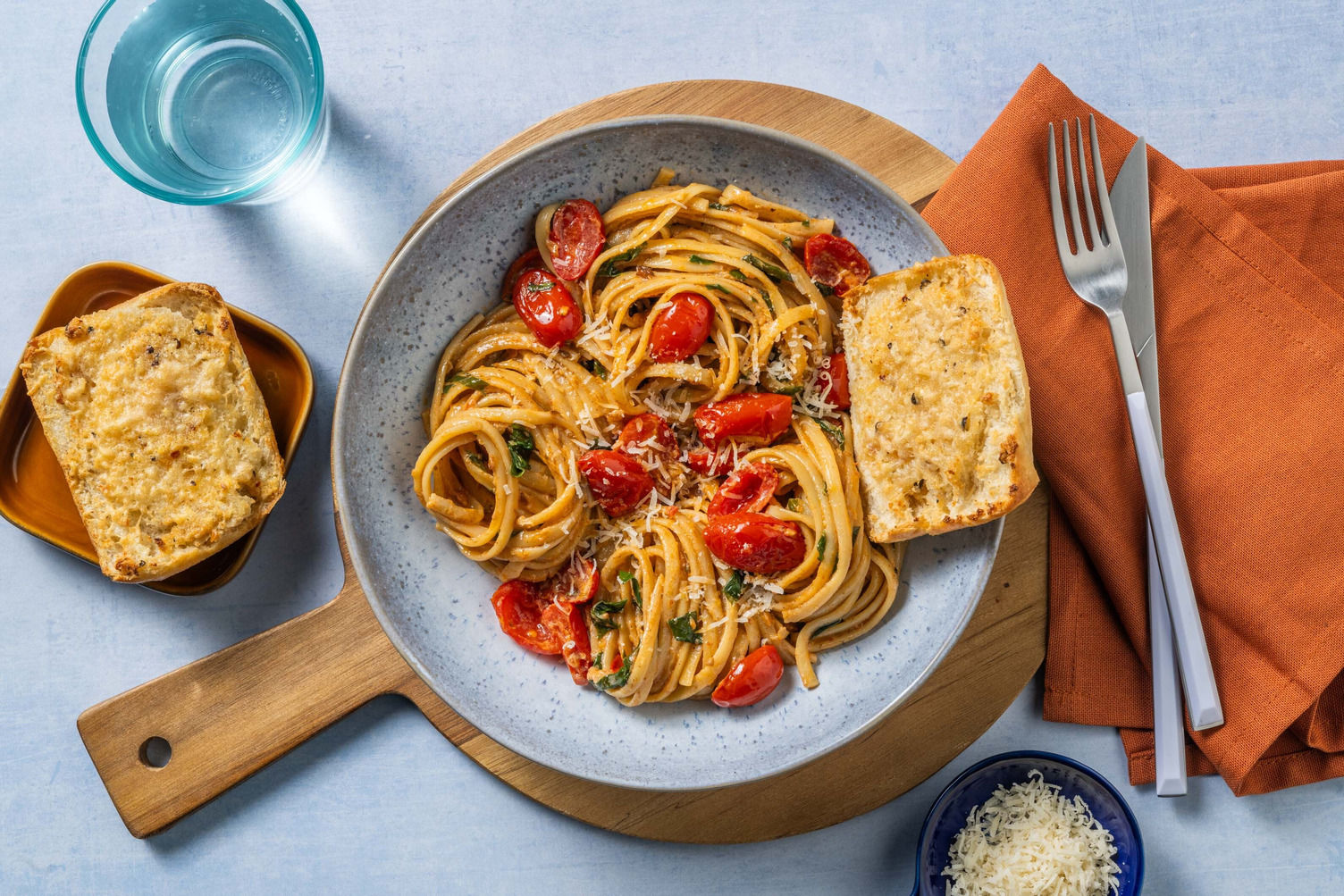 Creamy Roasted Pepper Pesto Linguine Recipe | HelloFresh