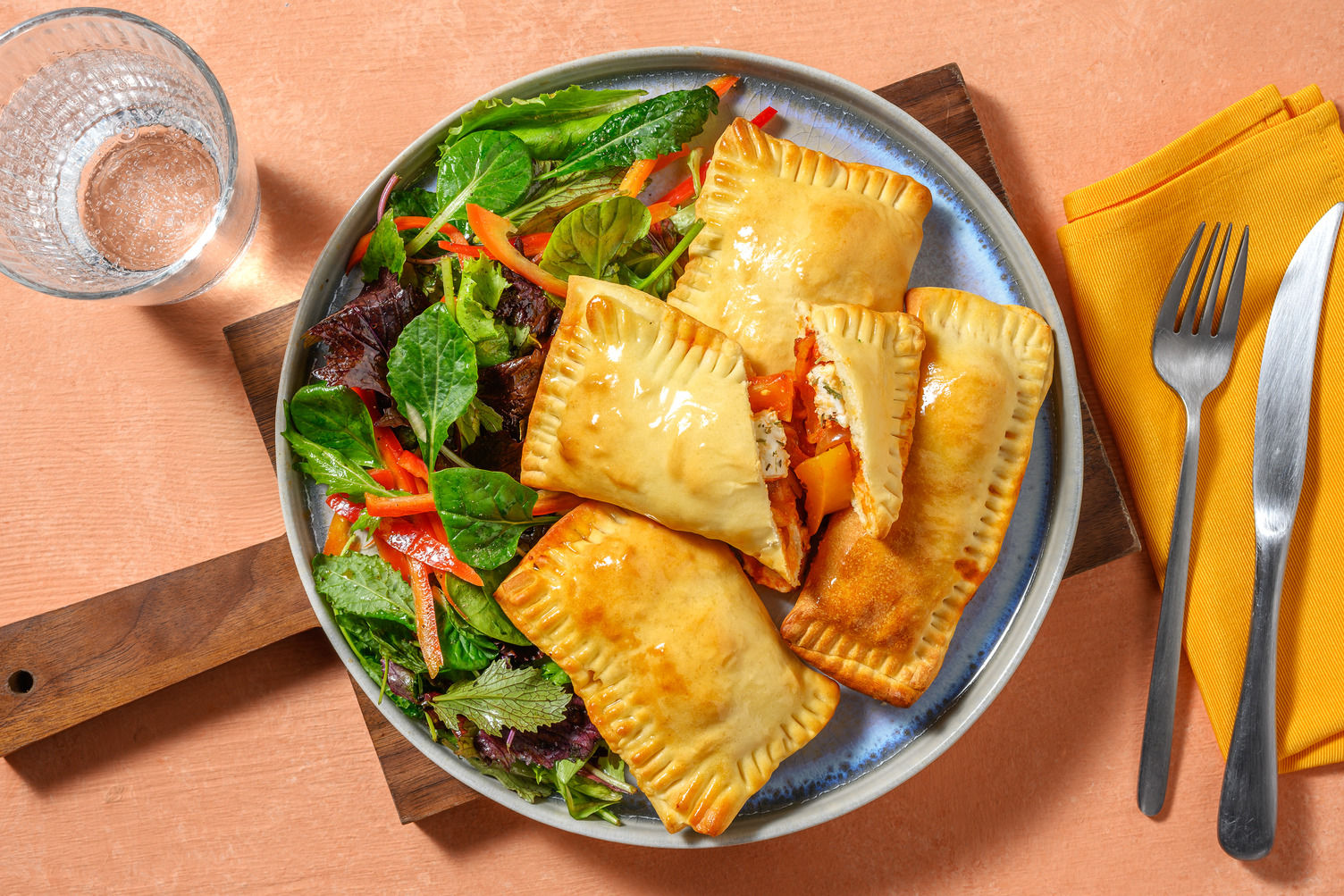 Calzones met courgette en kruidenkaas Recept | HelloFresh