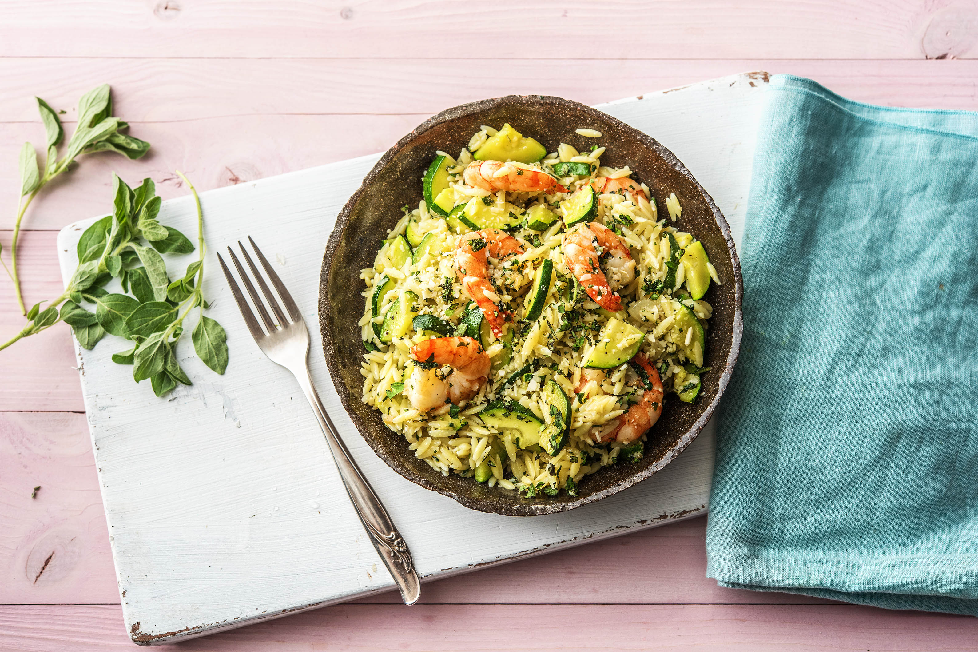 Orzo met knoflookgarnalen, courgette, verse kruiden en amandel Recept ...