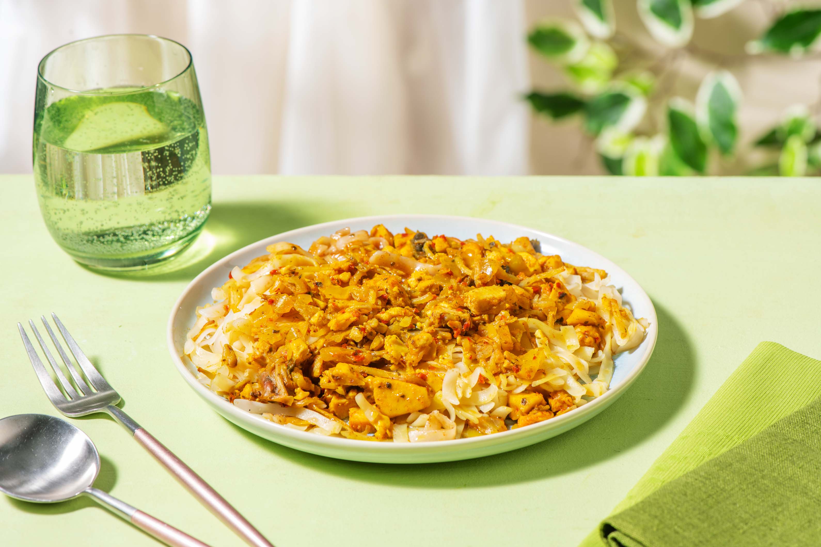 Pad thaï au poulet, sauce au tamarin & citron vert Recette | HelloFresh