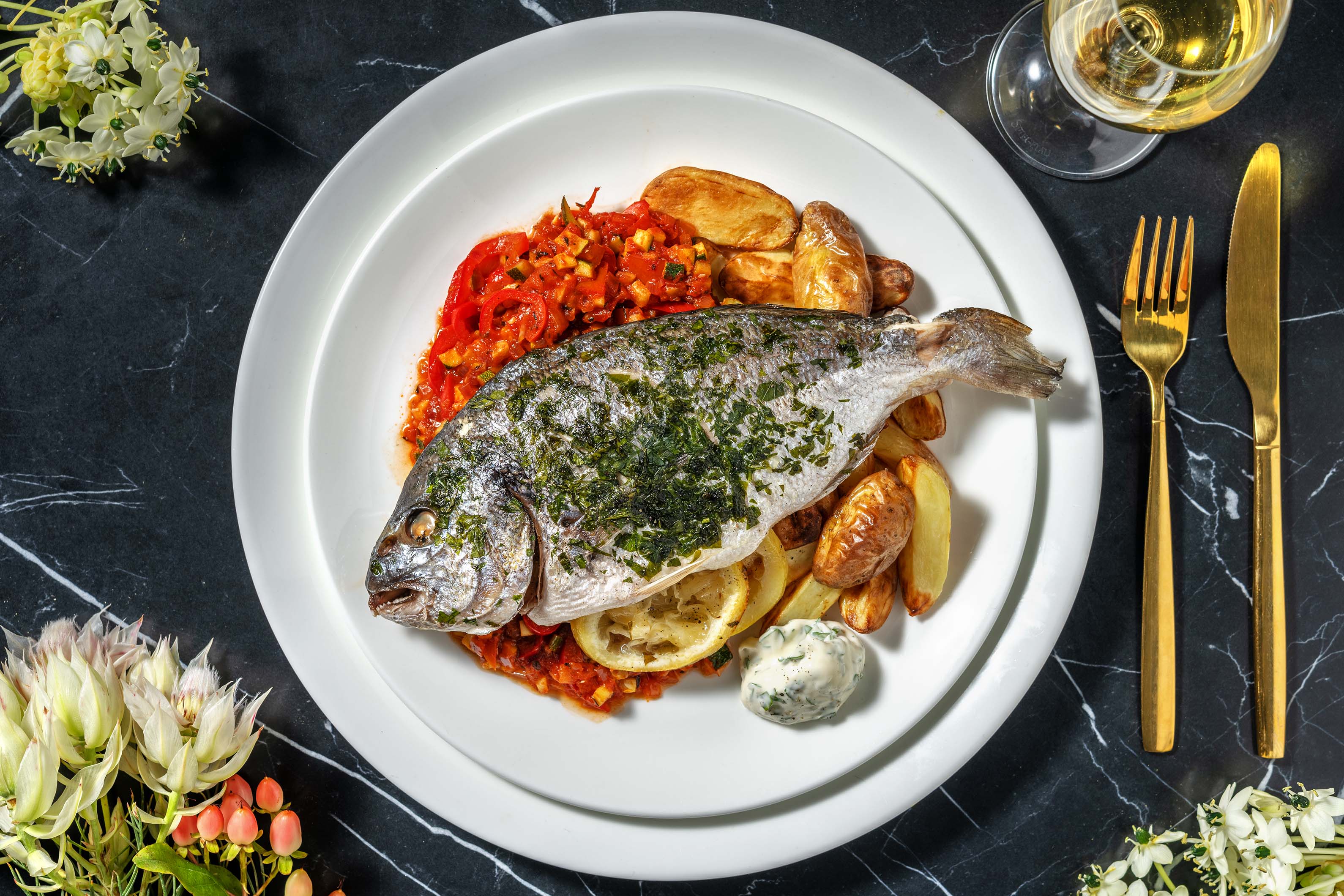 Dorade entière en papillote et ratatouille Recette | HelloFresh