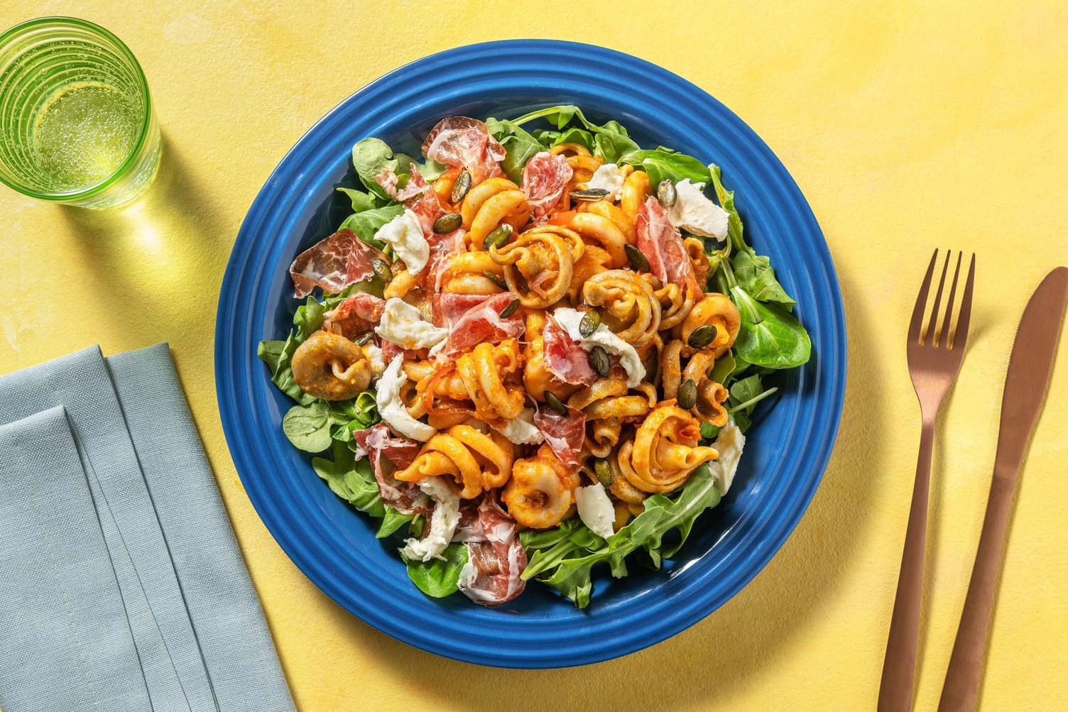 Pasta met coppa di Parma, mozzarella en rode pesto Recept | HelloFresh