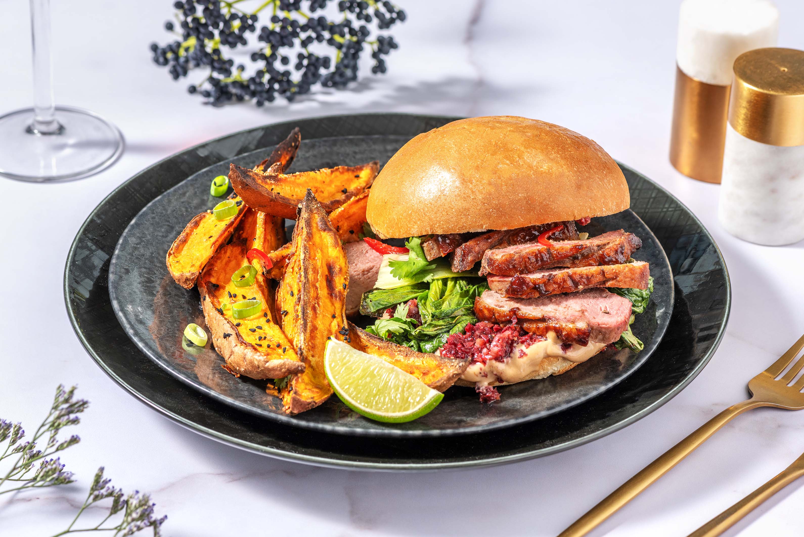 Peking Style Burger mit Perlhuhnfilet & Hoisin-Mayo Rezept | HelloFresh