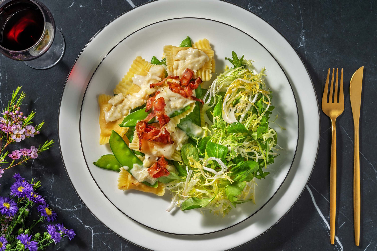 Verse ravioli met spek en venkel-geitenkaassaus Recept | HelloFresh