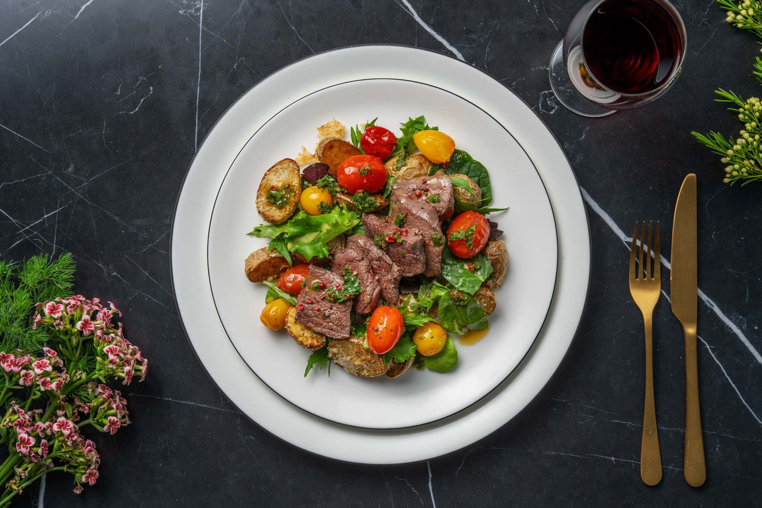 Rinderfiletspitzen mit Chimichurri auf Salat Rezept | HelloFresh