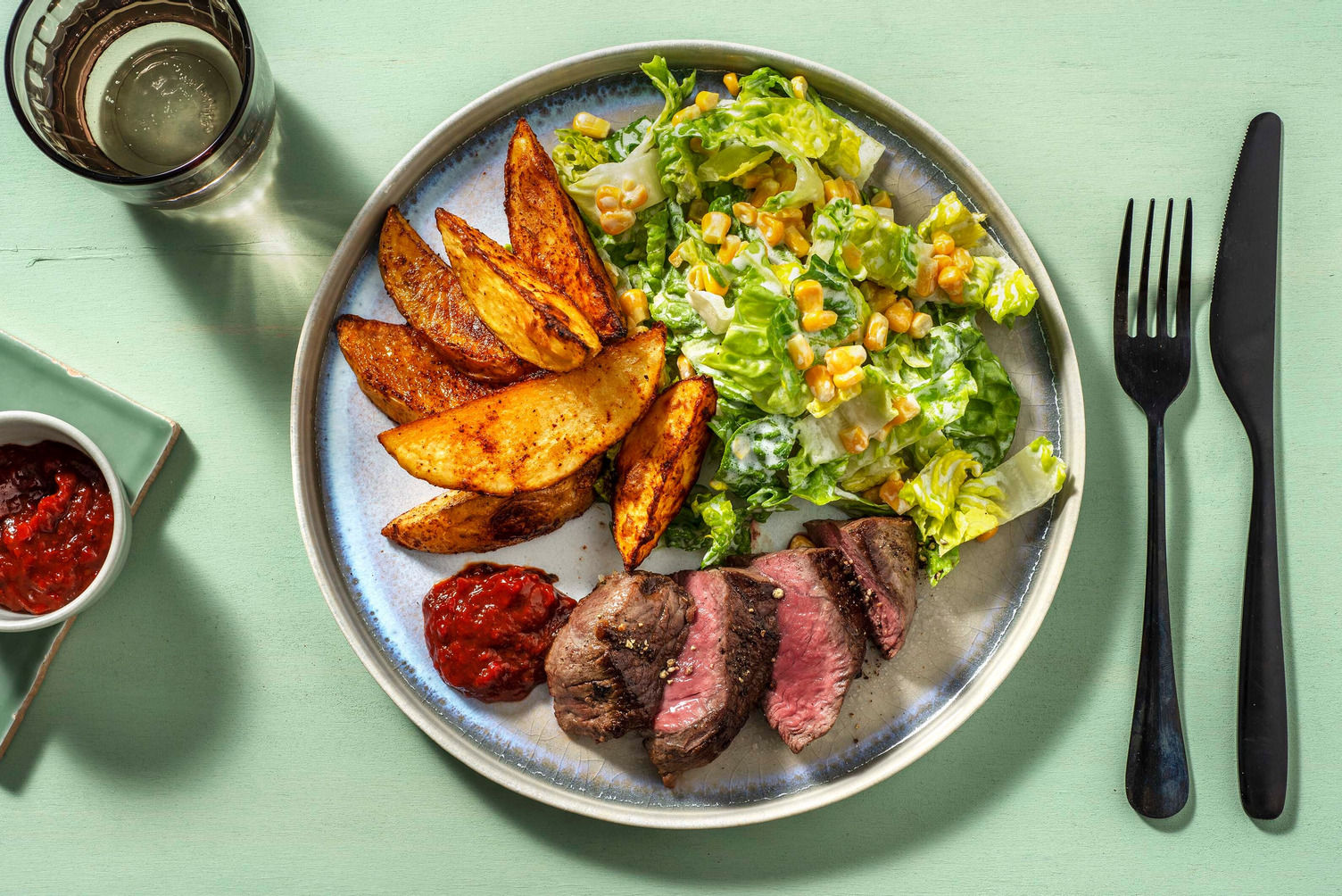 Rinderhüftsteak mit Kartoffelspalten Rezept | HelloFresh