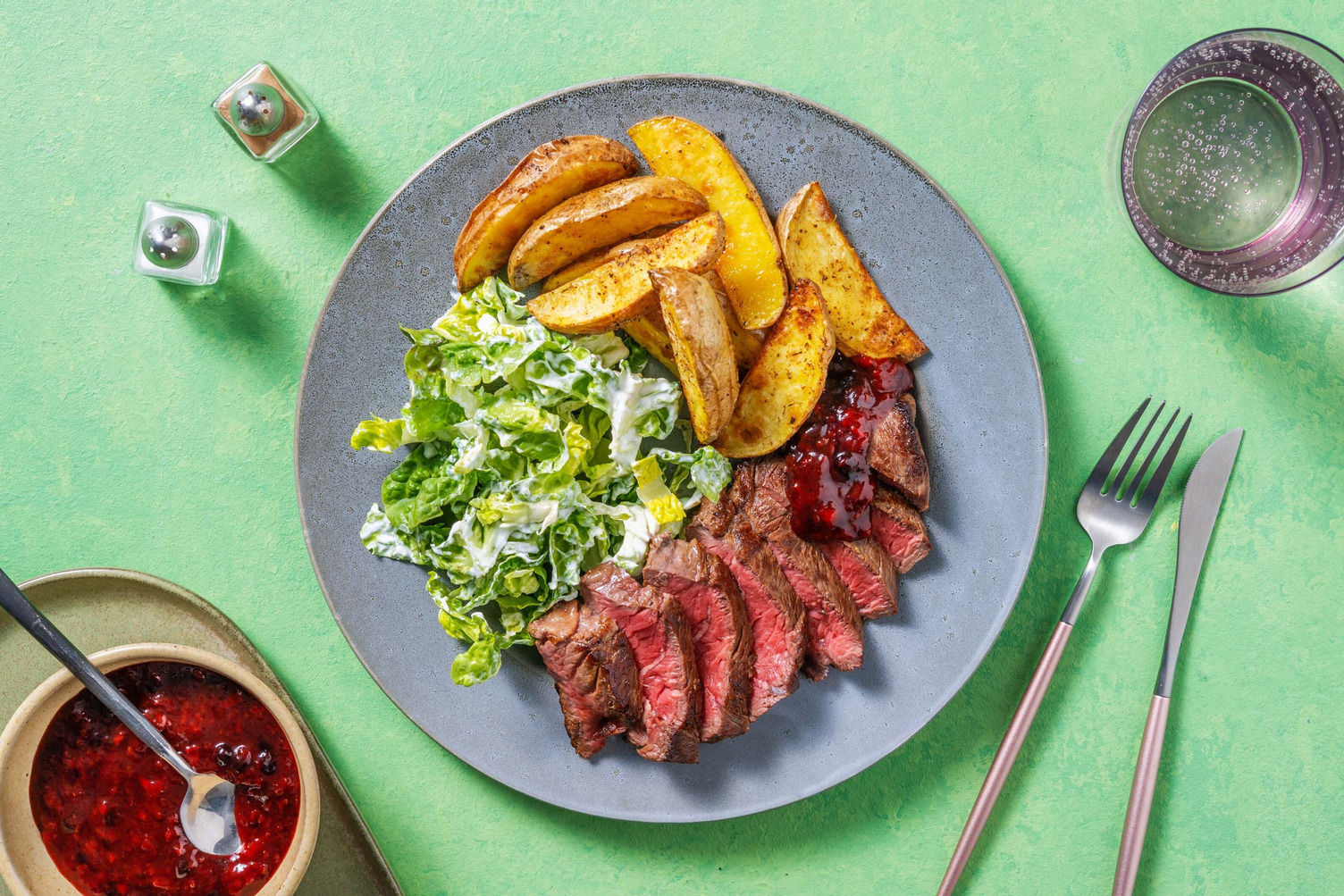 Rinderhüftsteak mit Kartoffelspalten Rezept | HelloFresh