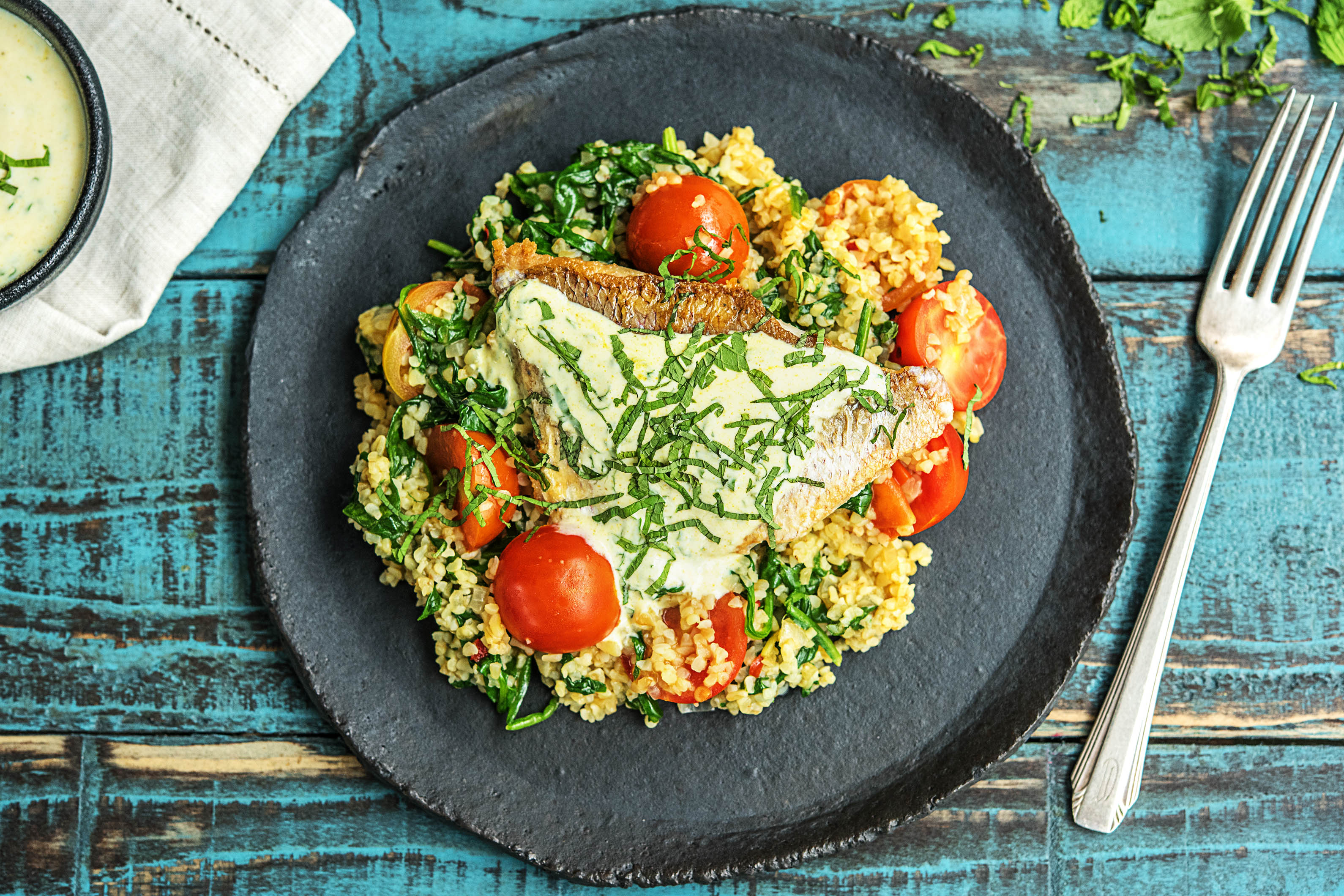 Roodbaarsfilet met bulgur en yoghurtdressing Recept | HelloFresh
