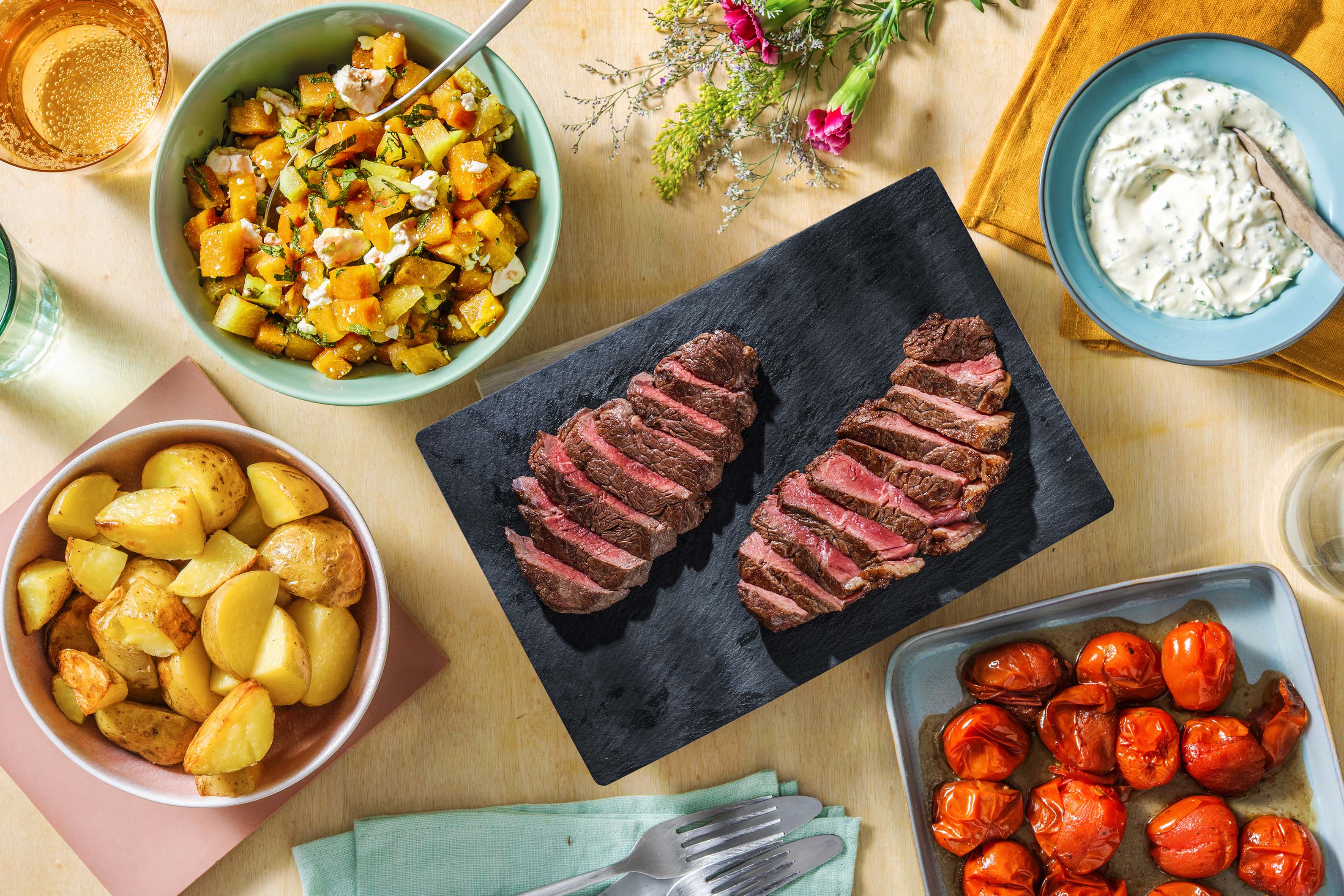 Rumsteak, grenailles en papillote et crème aigre Recette | HelloFresh