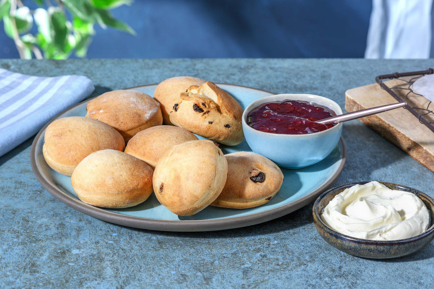 Scones met zelfgemaakte clotted cream en bosbessenjam Recept | HelloFresh