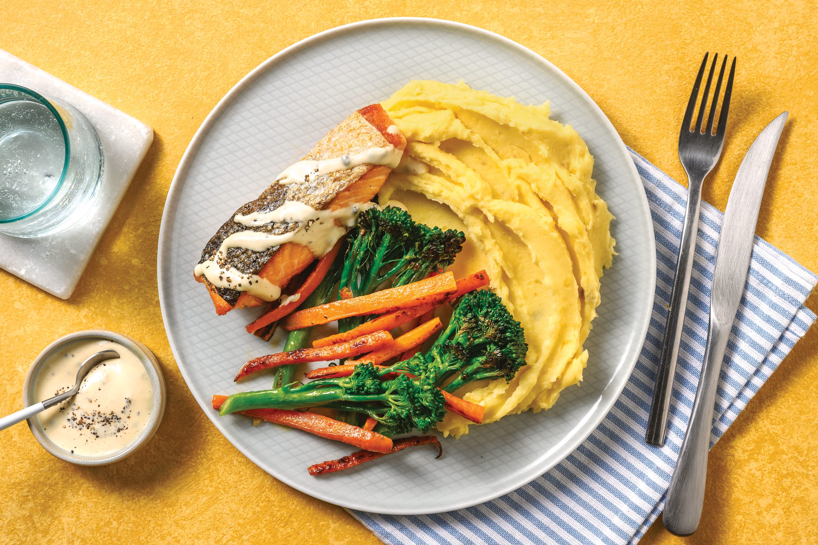 Lachs in cremiger Ravigote Sauce Rezept | HelloFresh