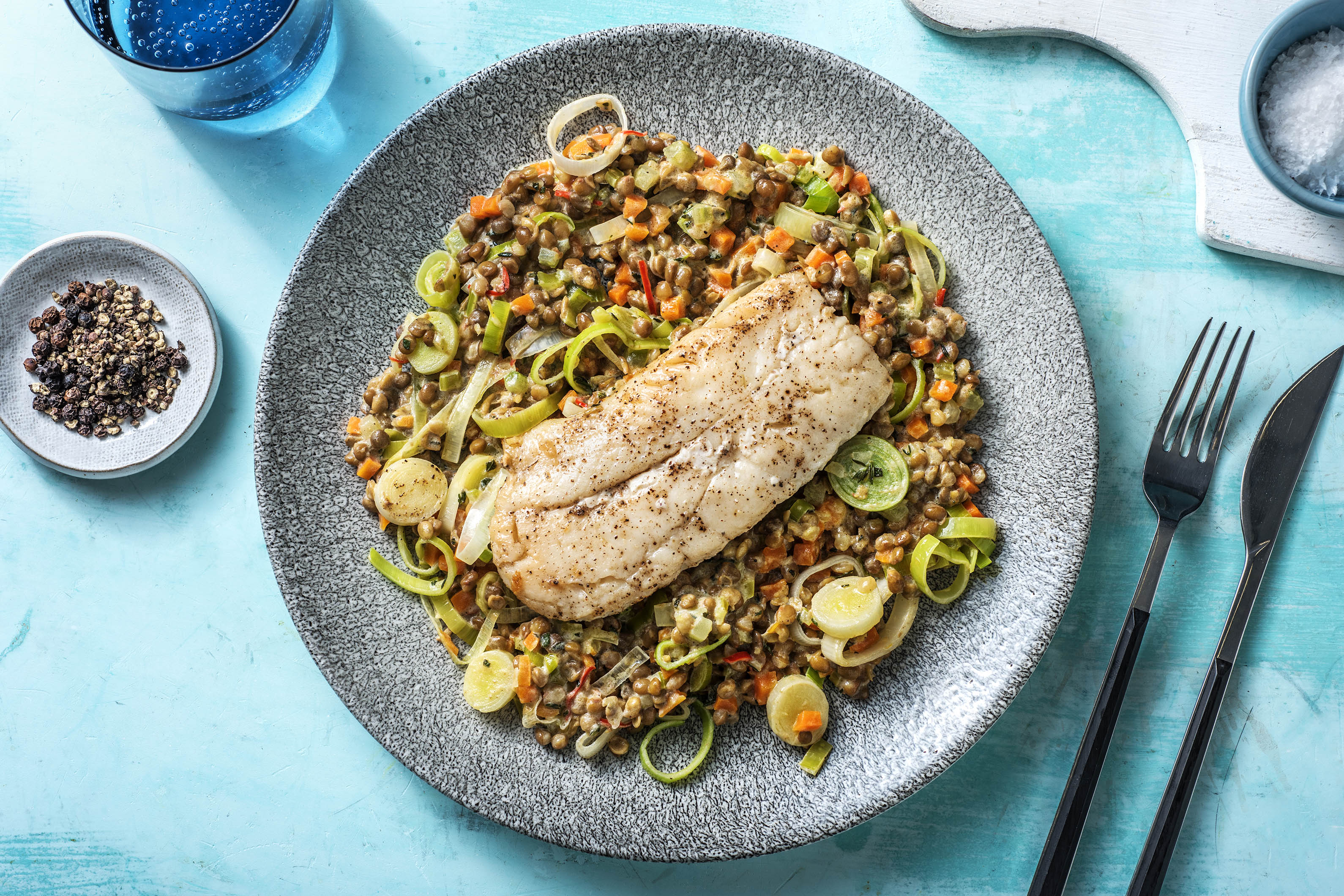 Seehecht auf cremigem Porreegemüse Rezept | HelloFresh
