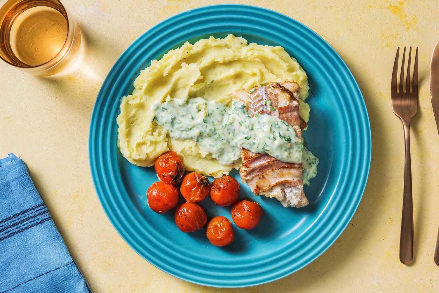 Seehecht im Speckmantel an Kerbelrahm Rezept | HelloFresh