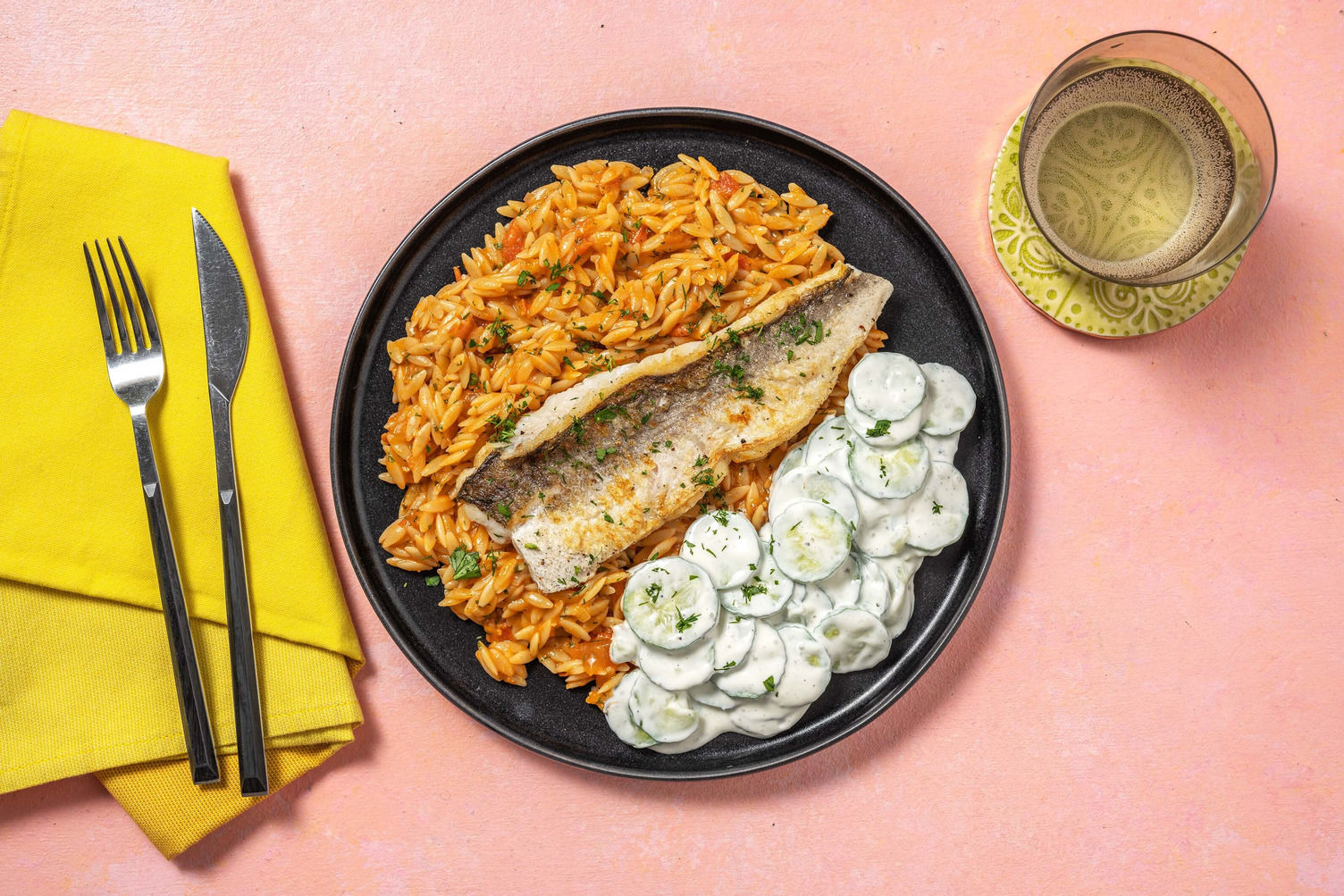 Seehecht mit tomatigen Orzonudeln Rezept | HelloFresh