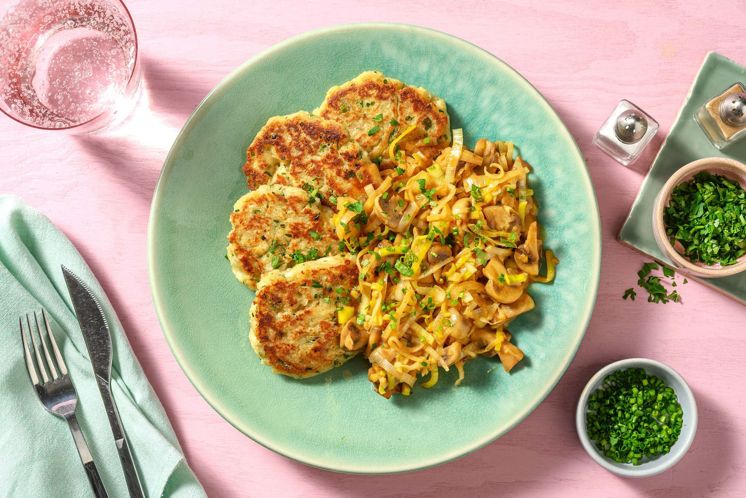 Selbst gemachte Pfannenknödel mit Pilz-Gulasch Rezept | HelloFresh