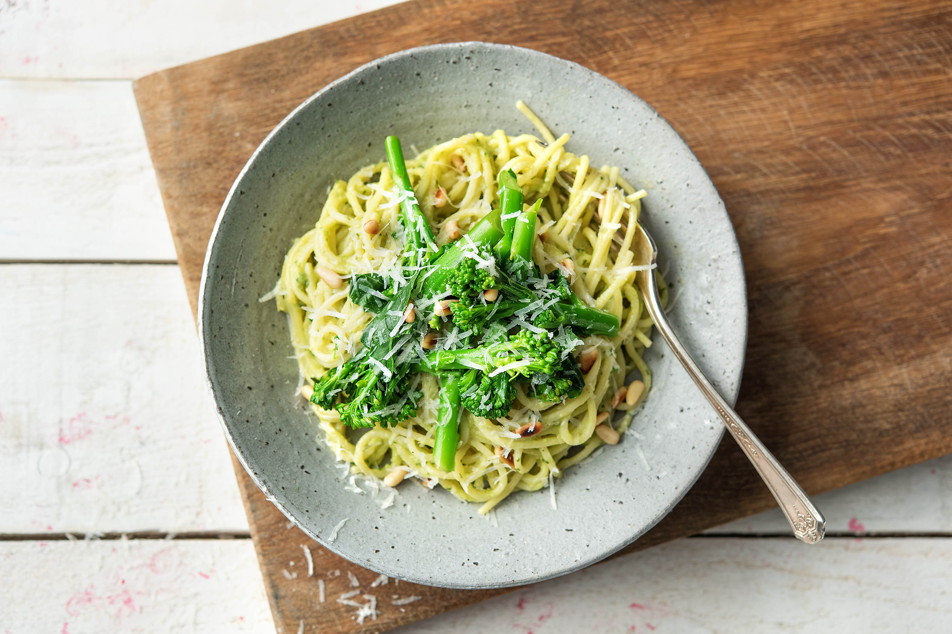 Spaghetti mit supercremigem Avocado-Pinienkern-Pesto Rezept | HelloFresh