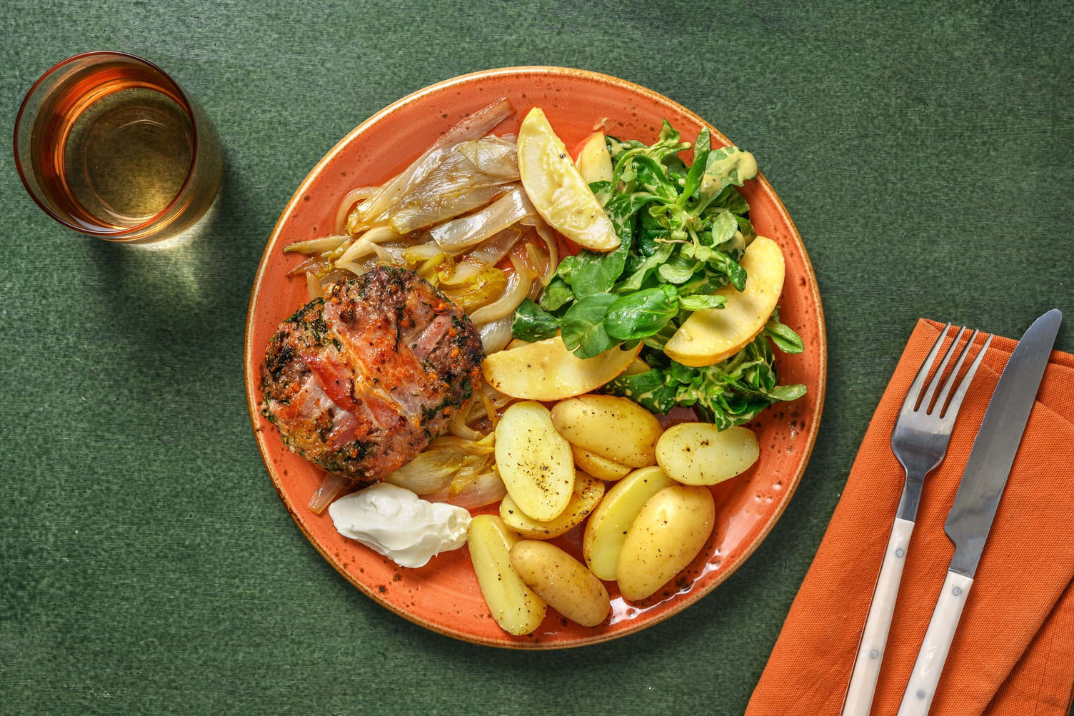 Ardeense gehakte steak met gekaramelliseerd witloof Recept | HelloFresh