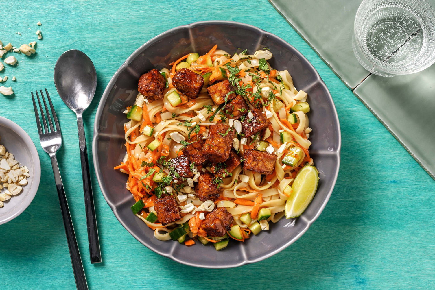 Sticky tempeh met frisse noedelsalade Recept | HelloFresh