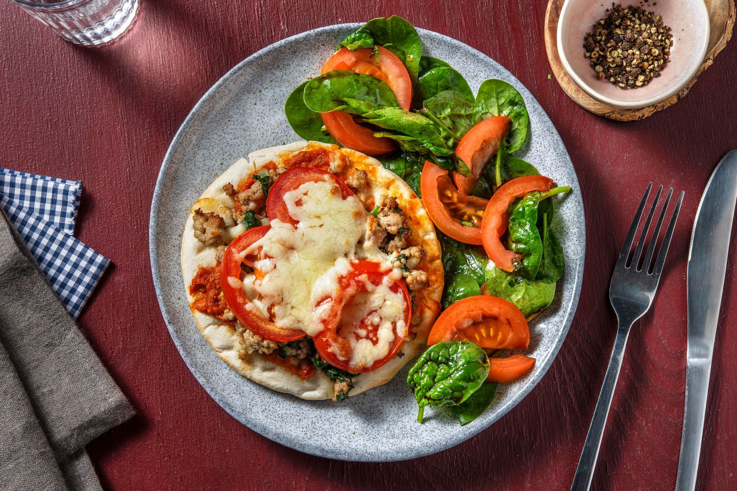 Focaccia toast met kipgehakt en gegratineerde kaas Recept | HelloFresh