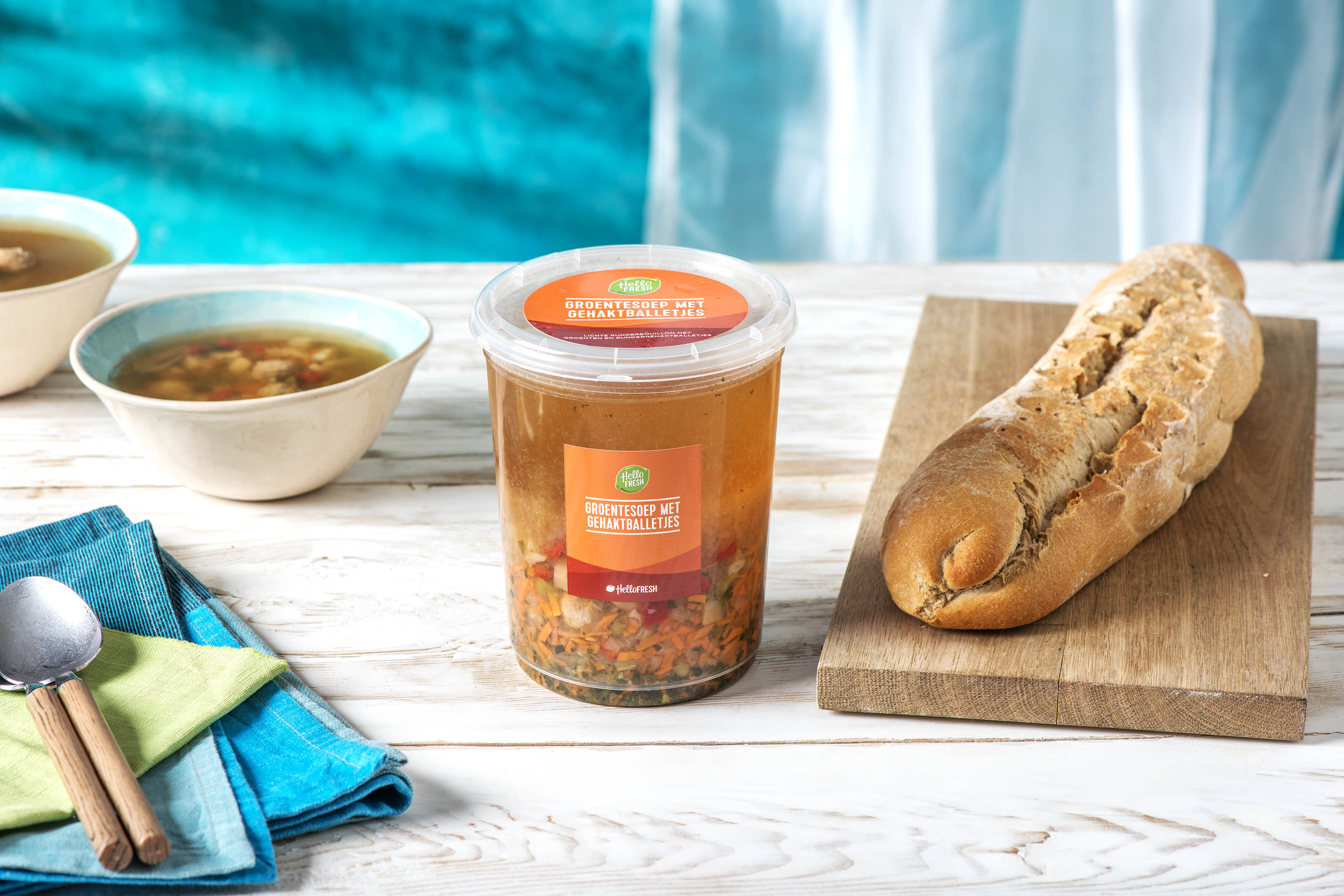 Verse groentesoep met gehaktballetjes en baguette Recept | HelloFresh