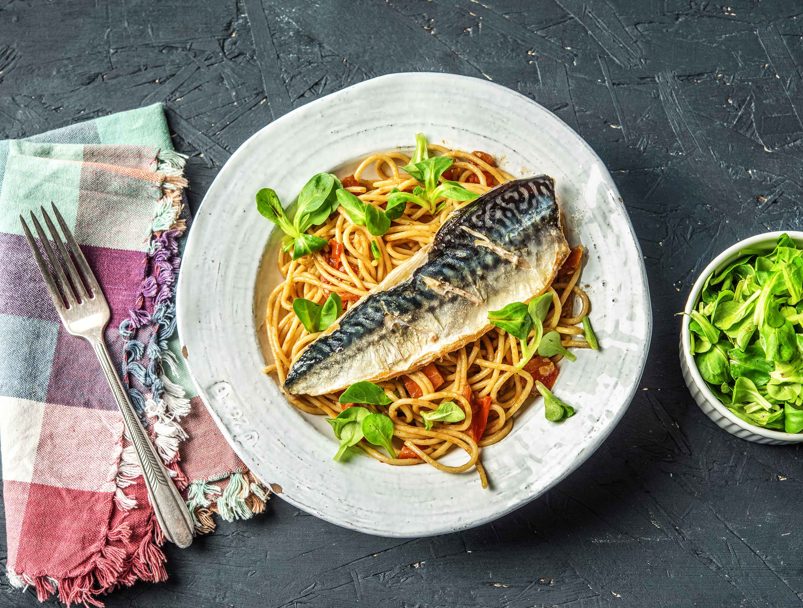 Verse makreel met tomatenspaghetti, knoflook, citroen en ansjovis Recept | HelloFresh