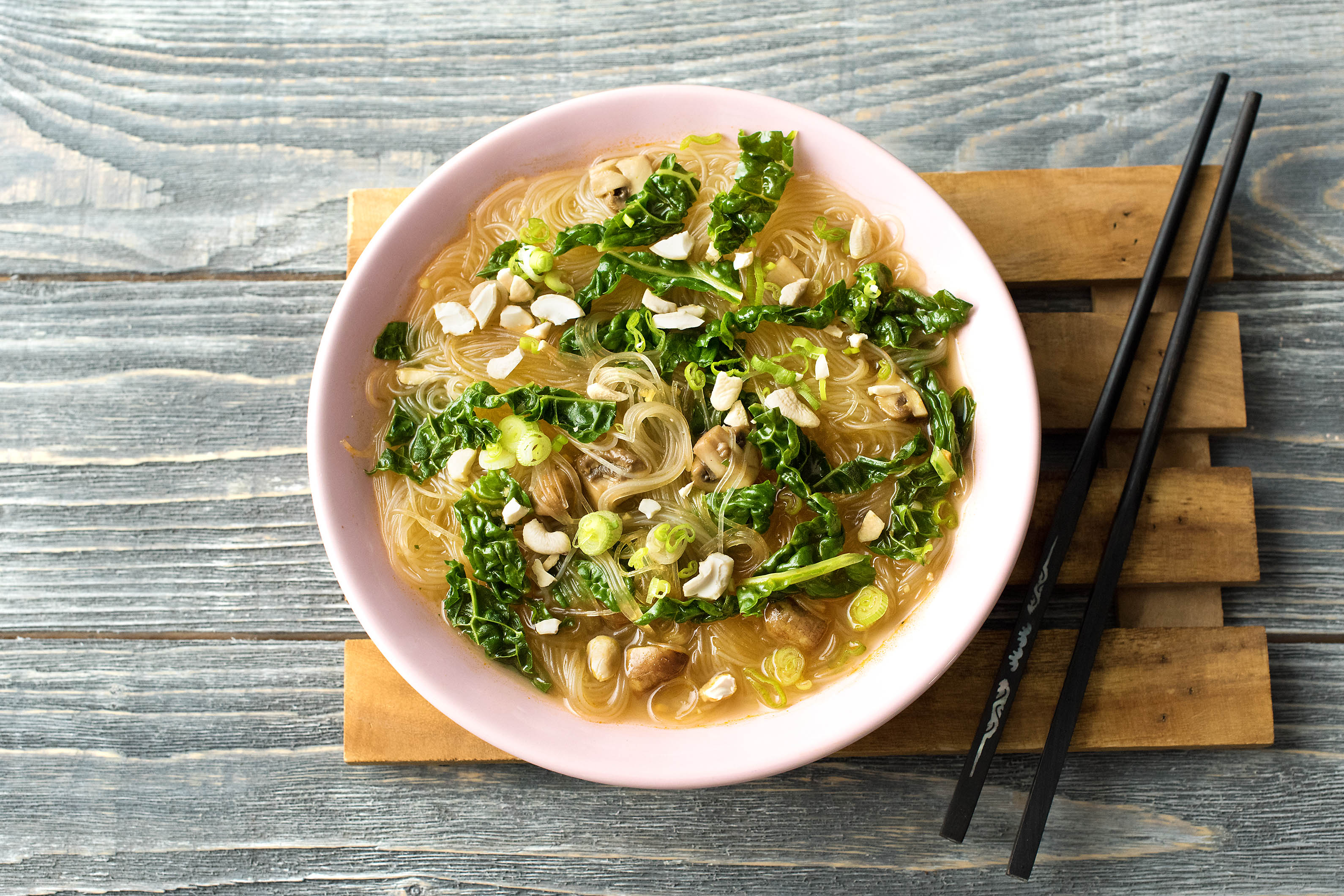 Vietnamese Pho mit Cavolo Nero und Cashewkernen Rezept | HelloFresh