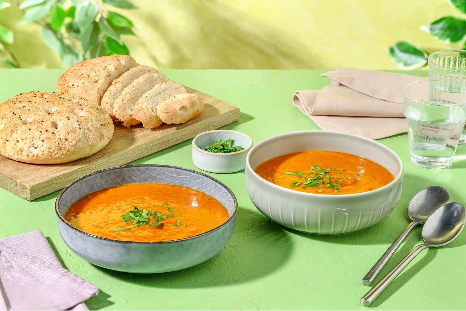 Wärmende Kichererbsensuppe mit Mini-Fladenbrot Rezept | HelloFresh