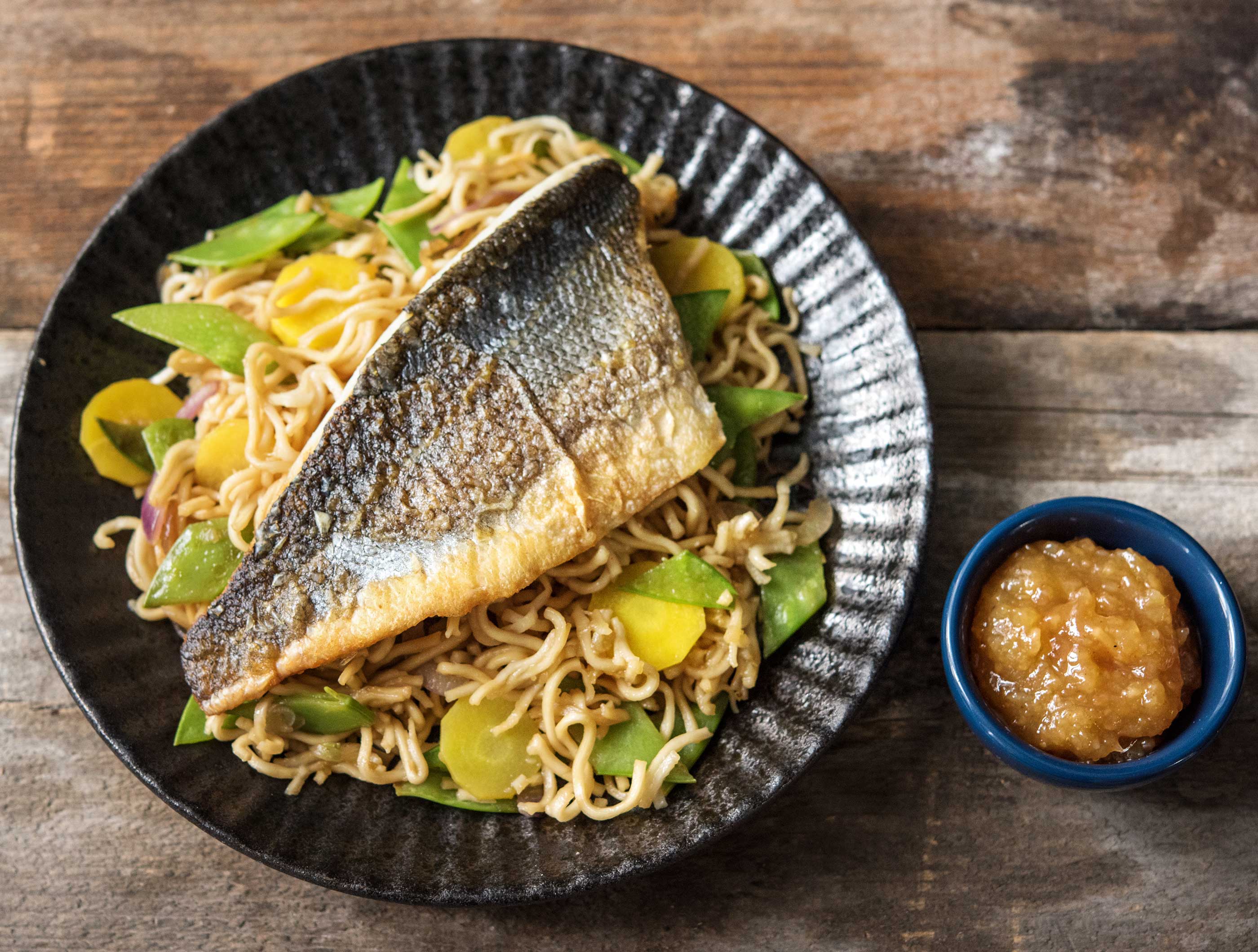 Zeebaarsfilet met noedels en zoete mangochutney Recept | HelloFresh
