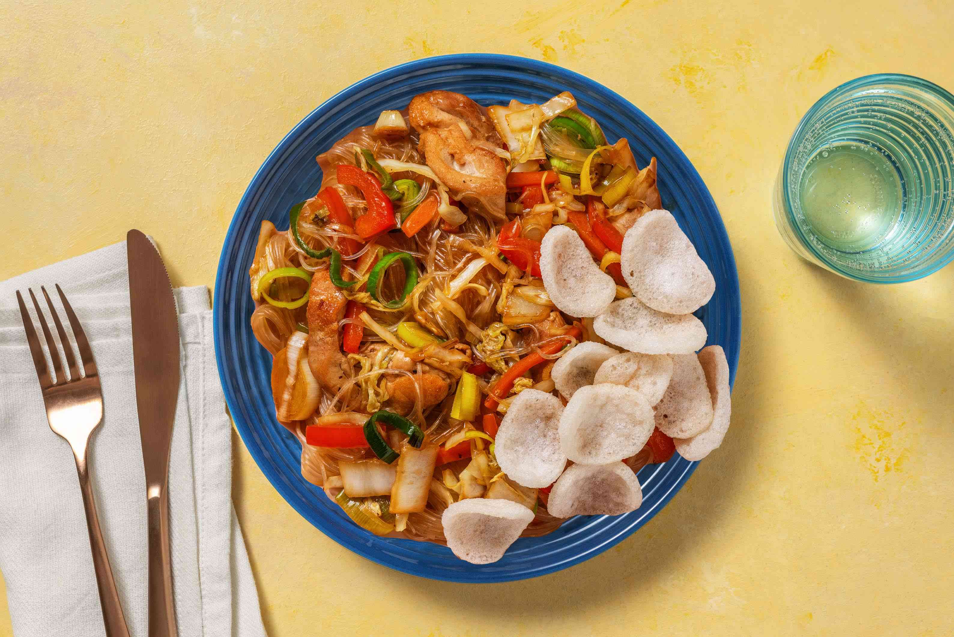 Gebakken mihoen met kippendijreepjes Recept | HelloFresh