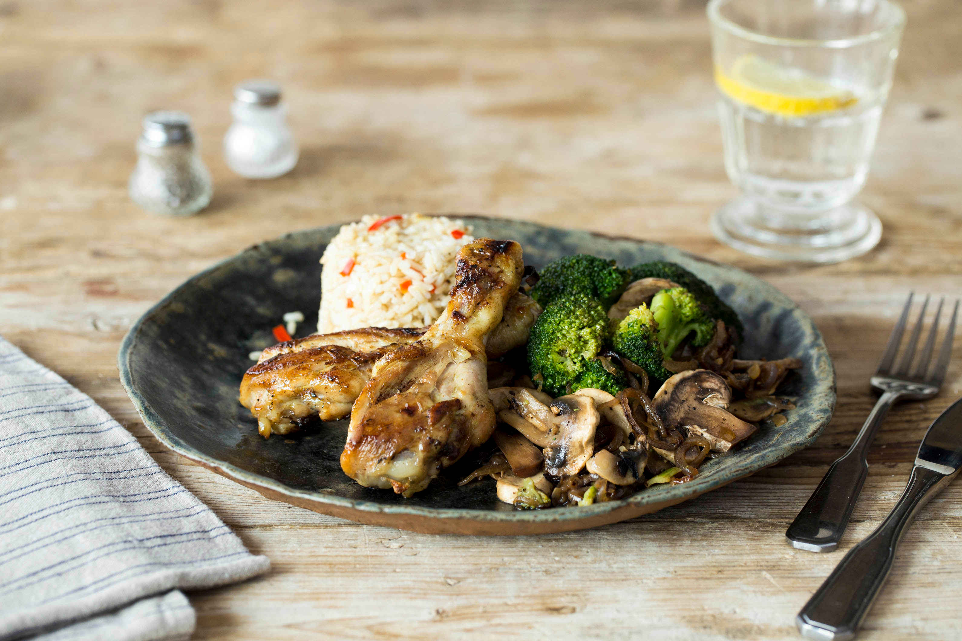 Gemarineerde kipdrumsticks met Oosterse rijst en groenten Recept ...