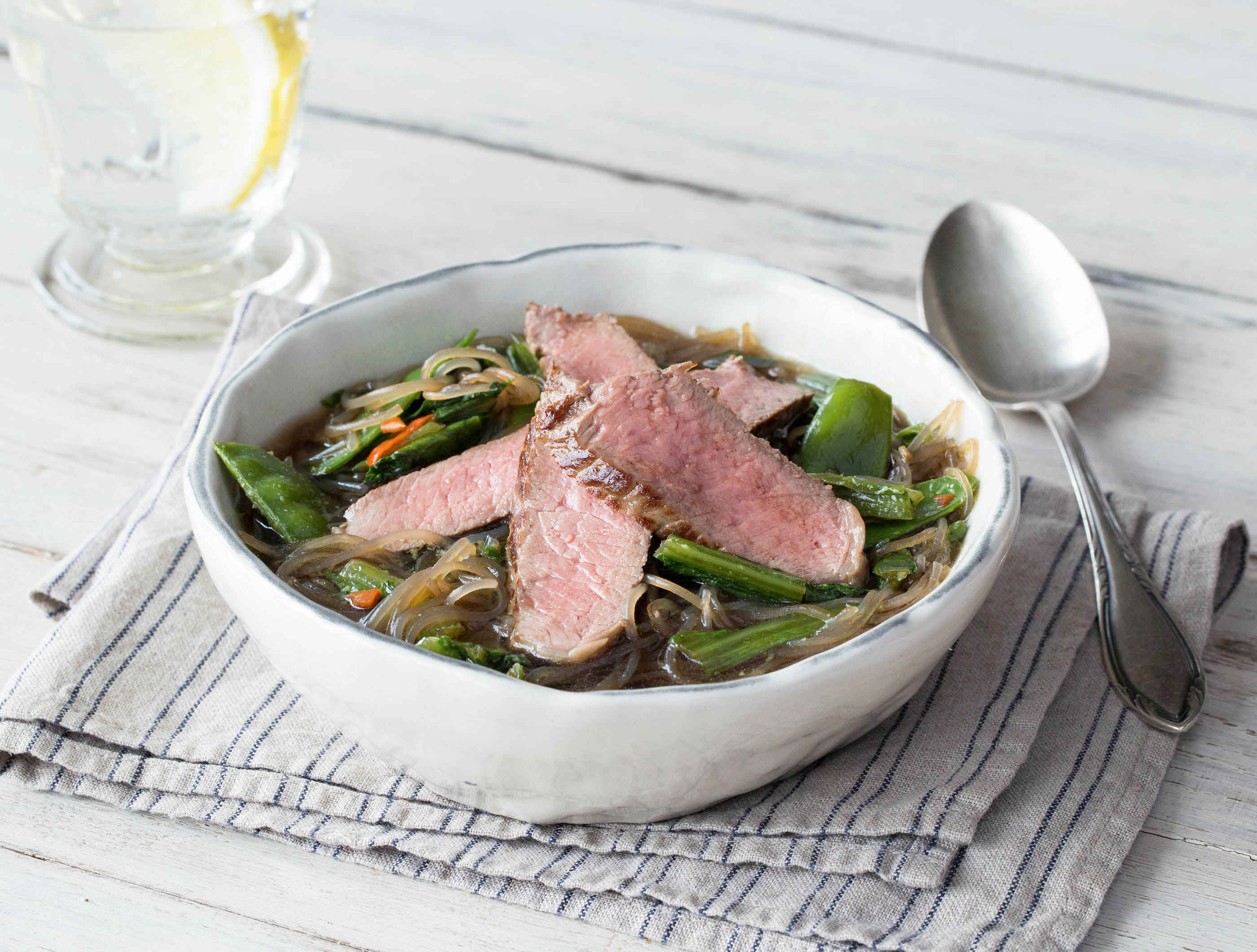 Oosterse soep met biefstuk, sugarsnaps en choisam Recept | HelloFresh