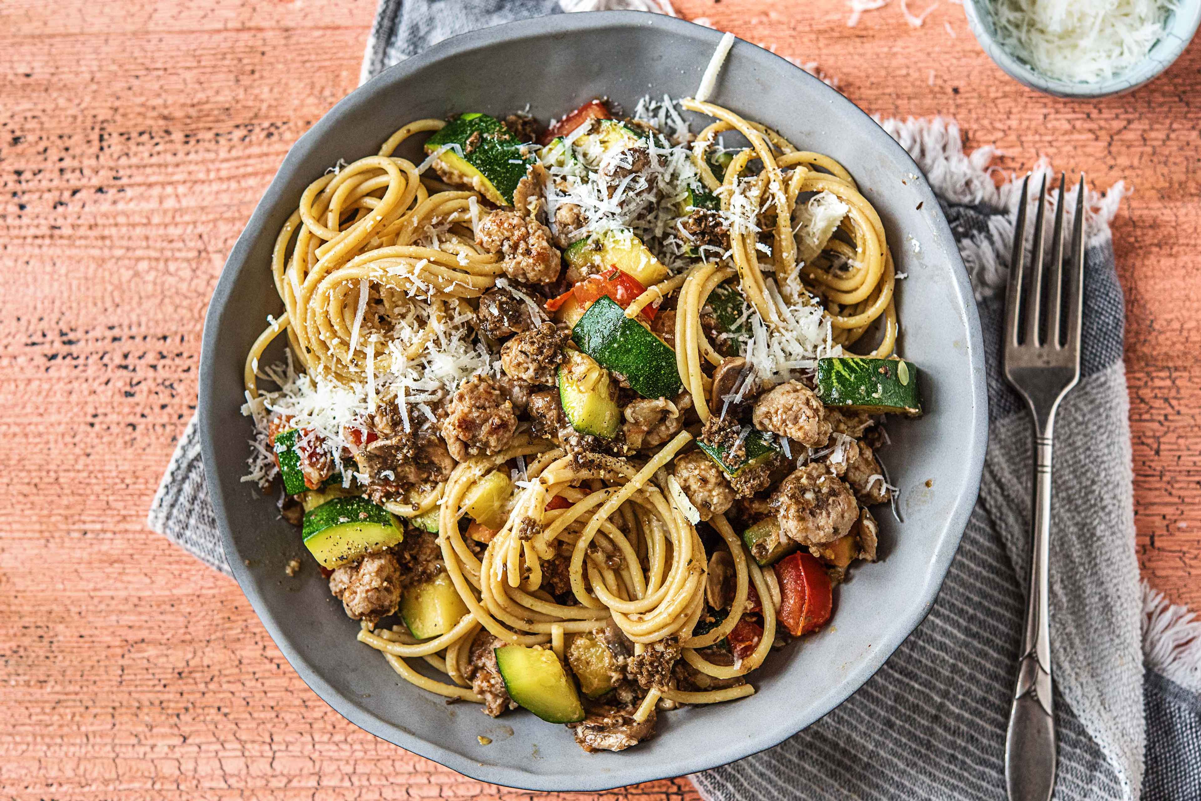 Spaghetti integrale met varkenssaucijs Recept | HelloFresh