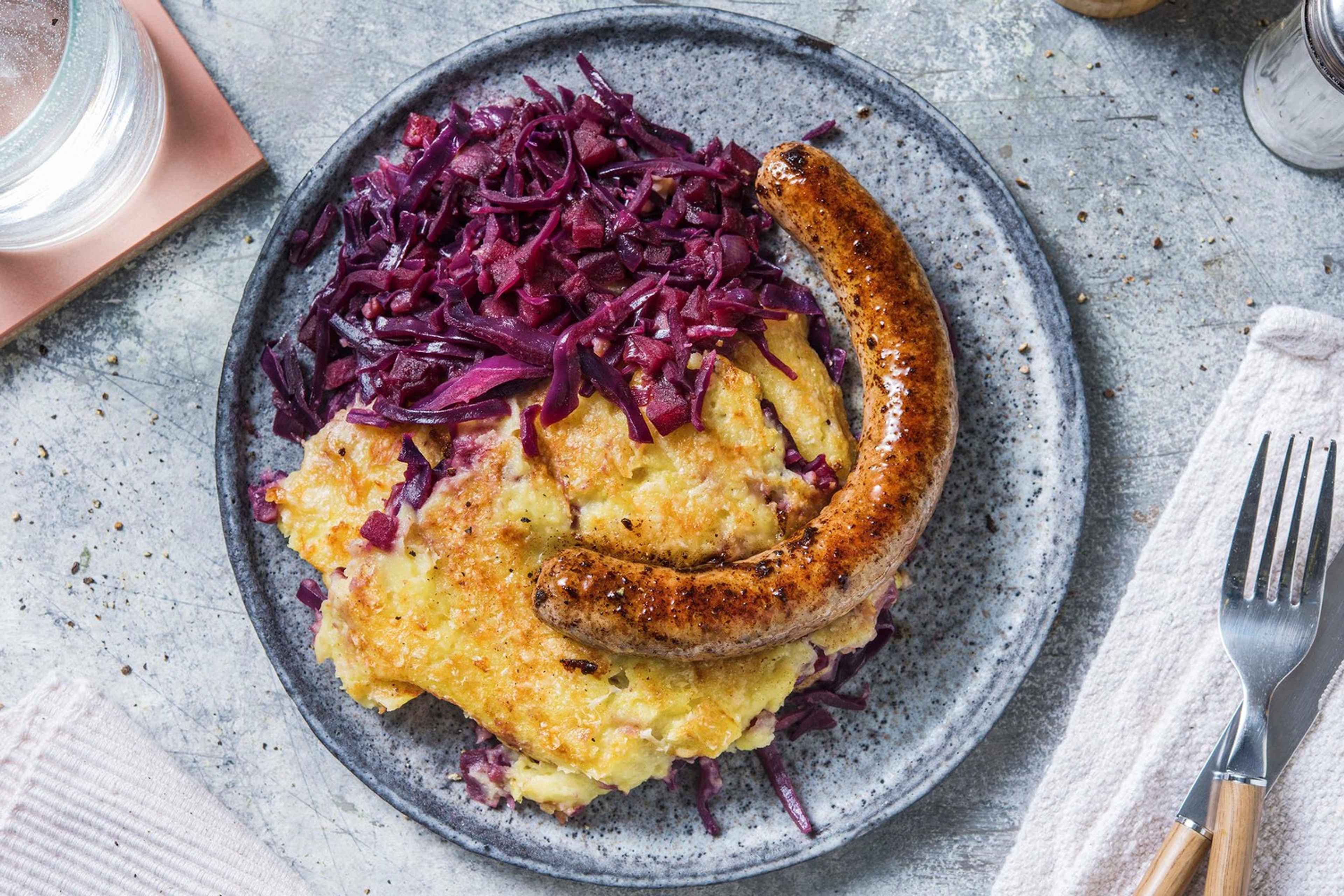 Ovenschotel met kipworst en gestoofde rode kool Recept | HelloFresh