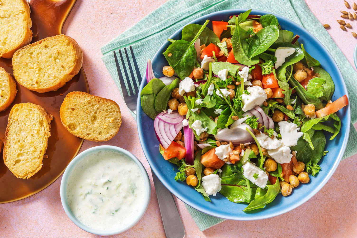 Grekisk sallad med salladsost, kikärtor och vitlöksbröd Recept | HelloFresh