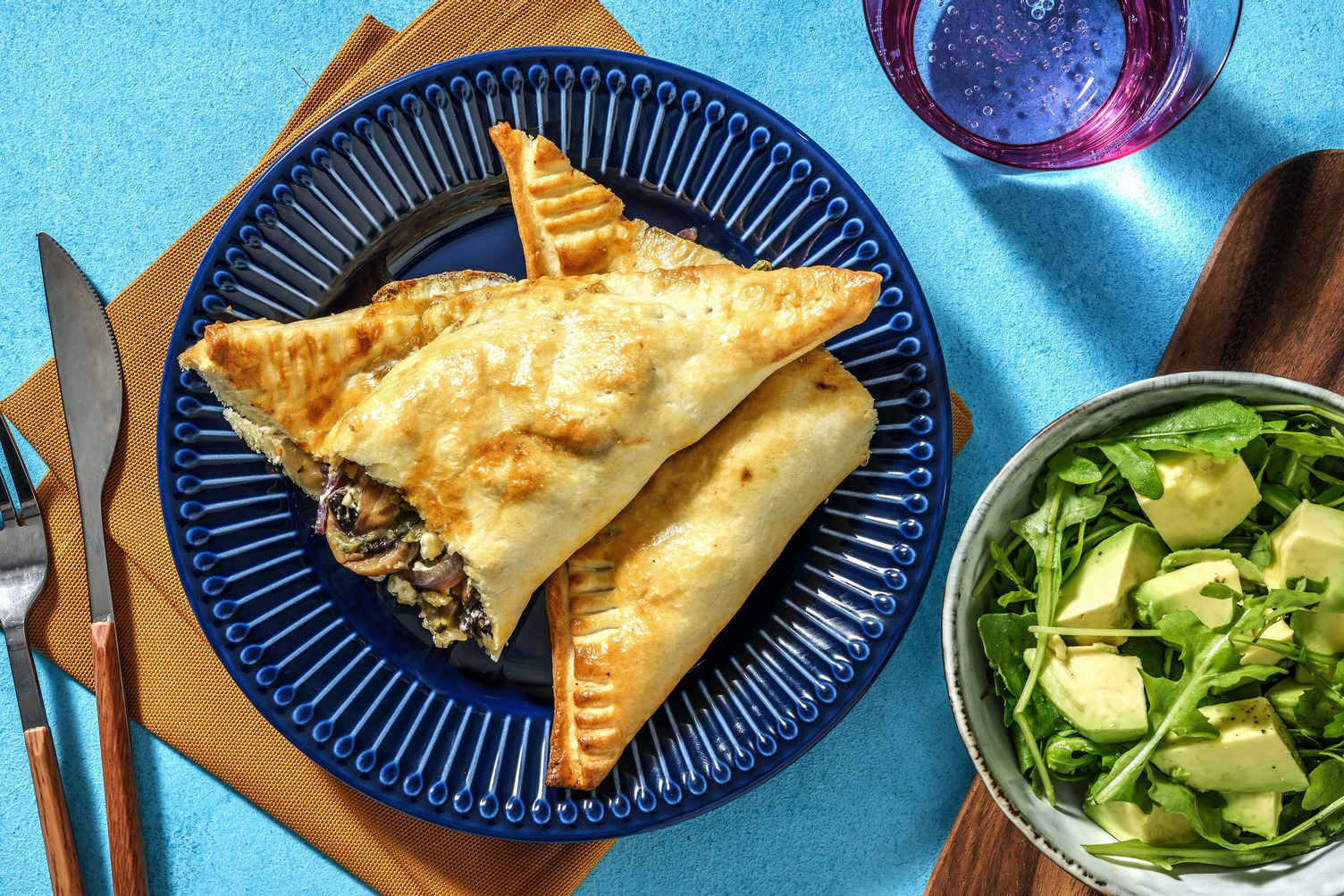 Vegetariske pirogger med champignon & avocadosalat Recipe | HelloFresh