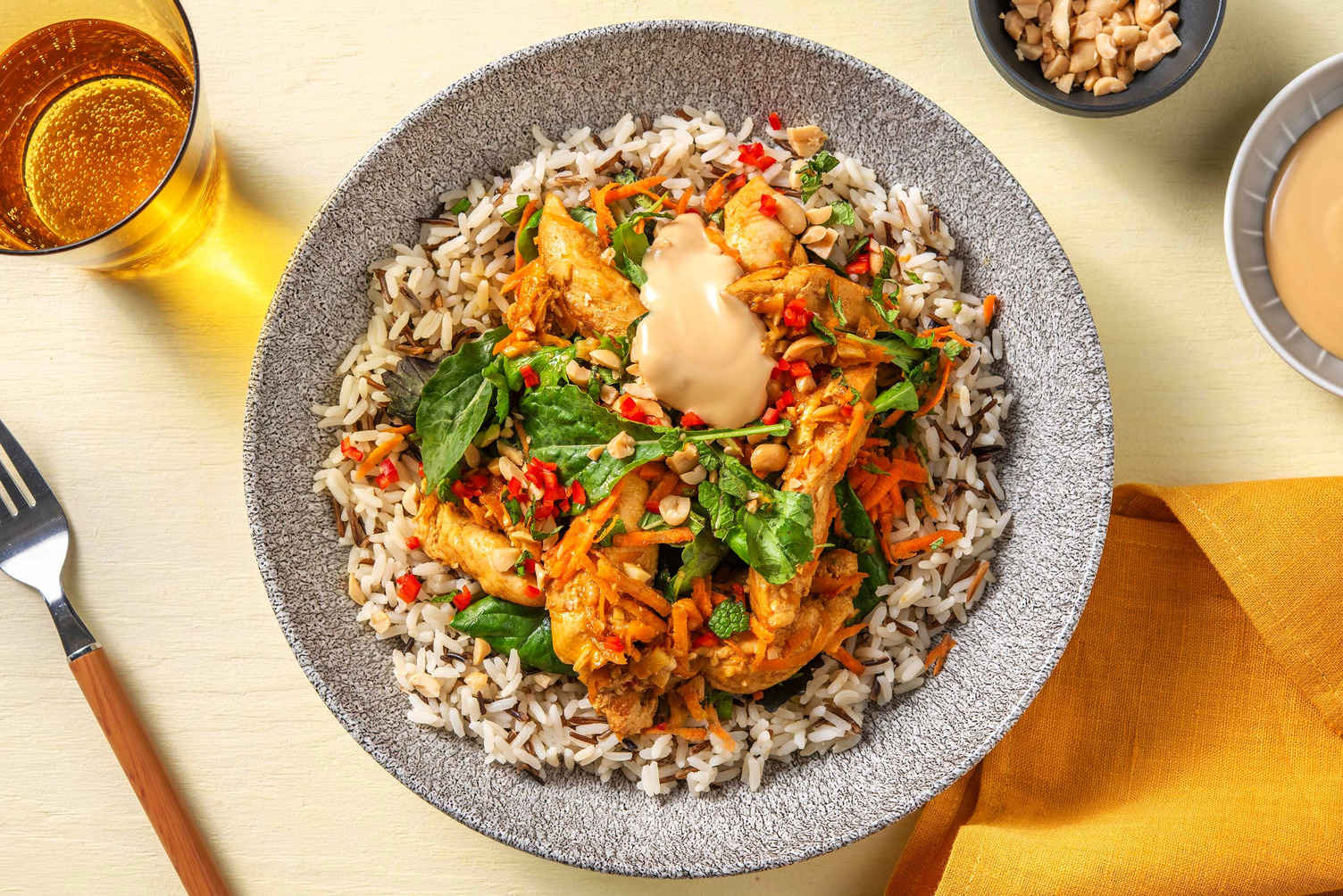 Vietnamesisk kyllingebowl med vilde ris & myntesalat Recipe | HelloFresh