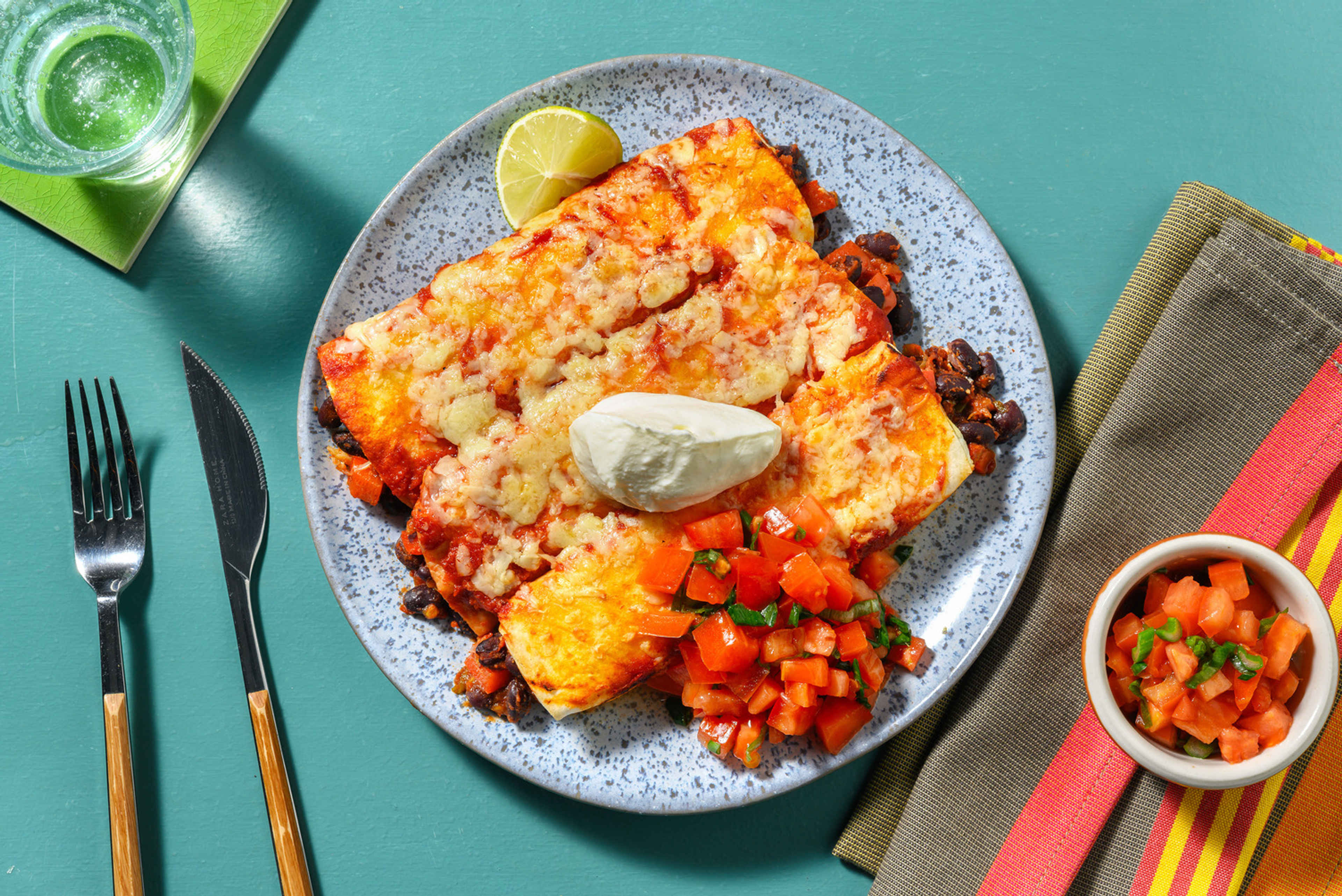 Vegetarische enchilada's met kaas en zure room Recept | HelloFresh