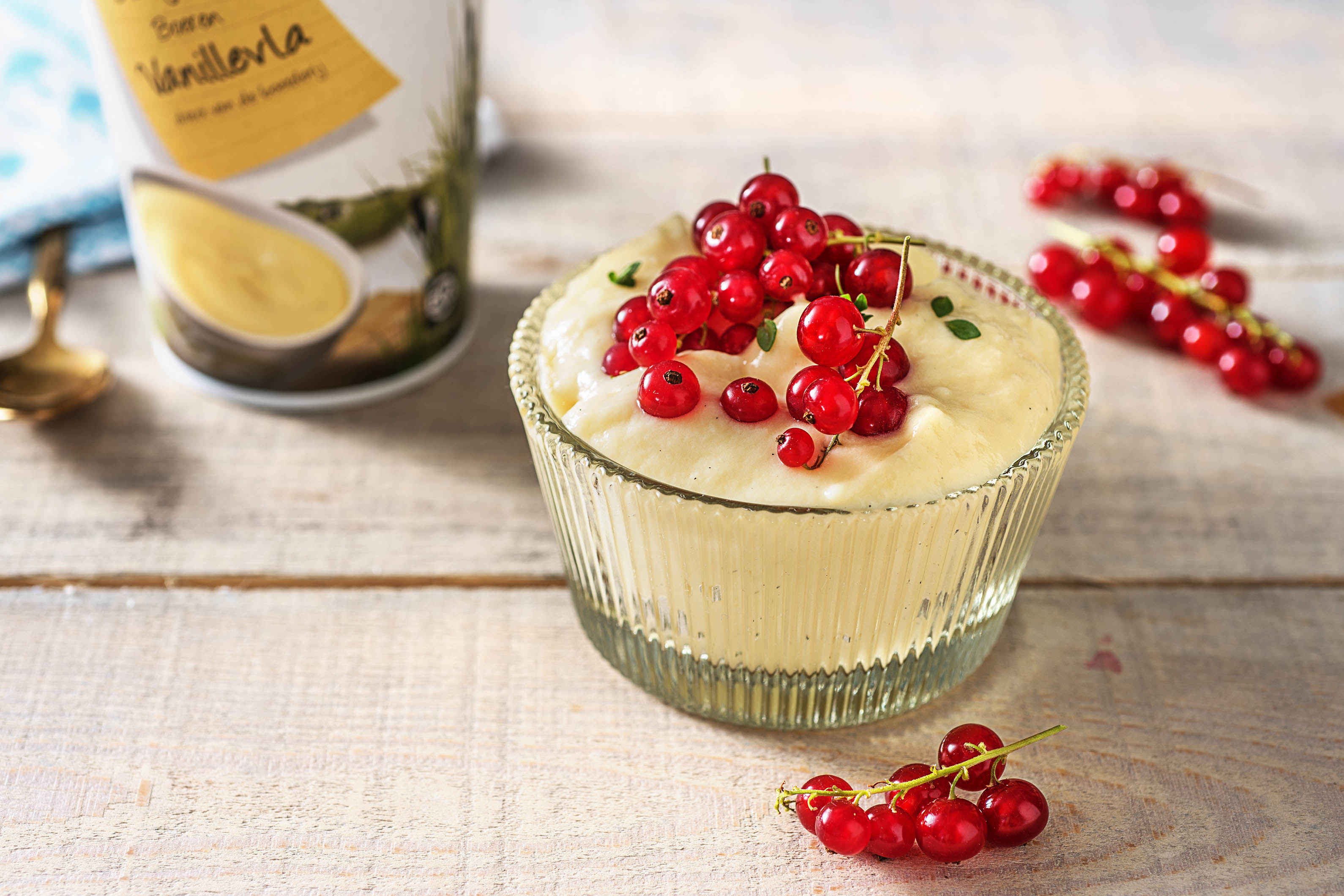 Biologische vanillevla met rode bessen Recept | HelloFresh