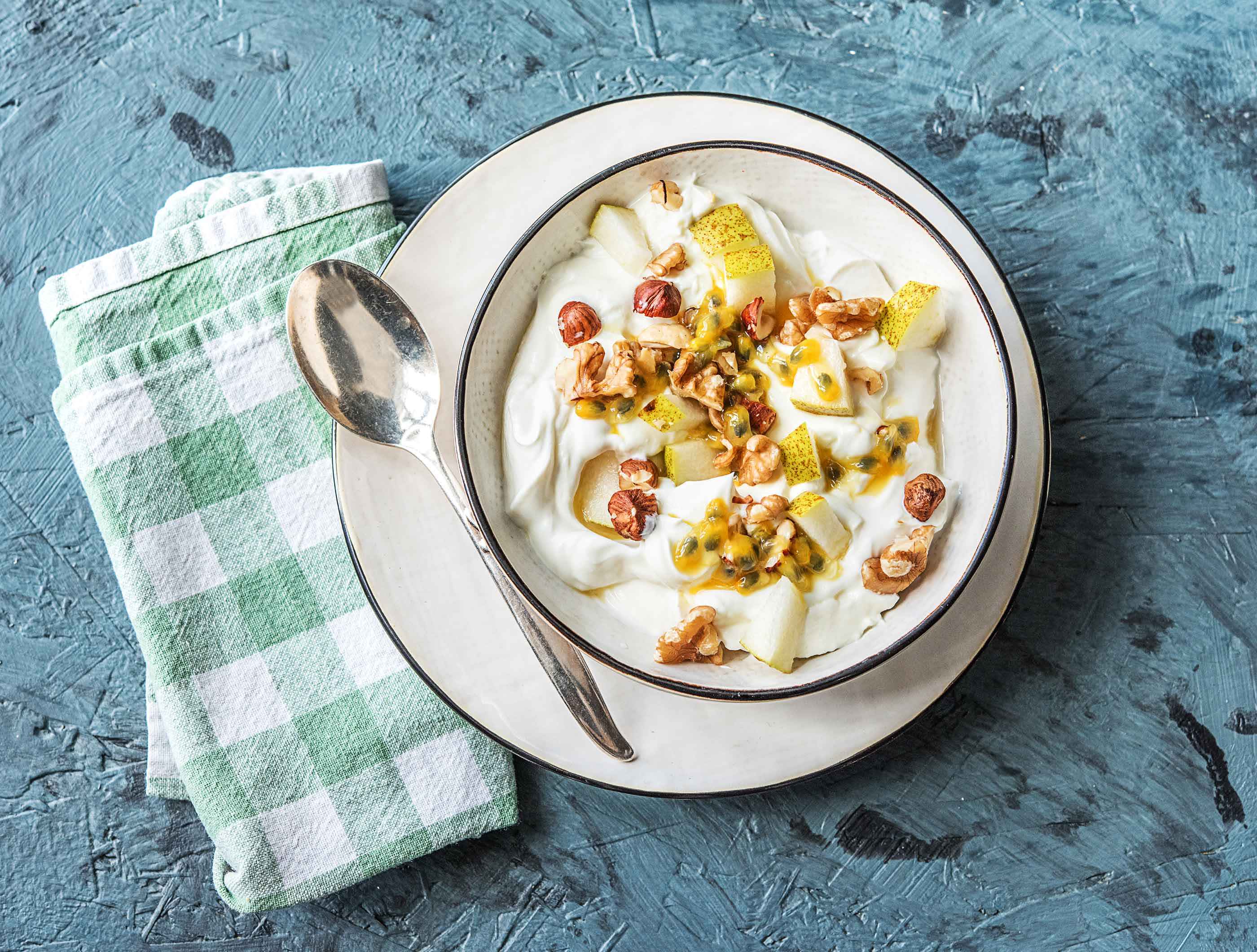 Kwark met peer, passievrucht en noten Recept | HelloFresh