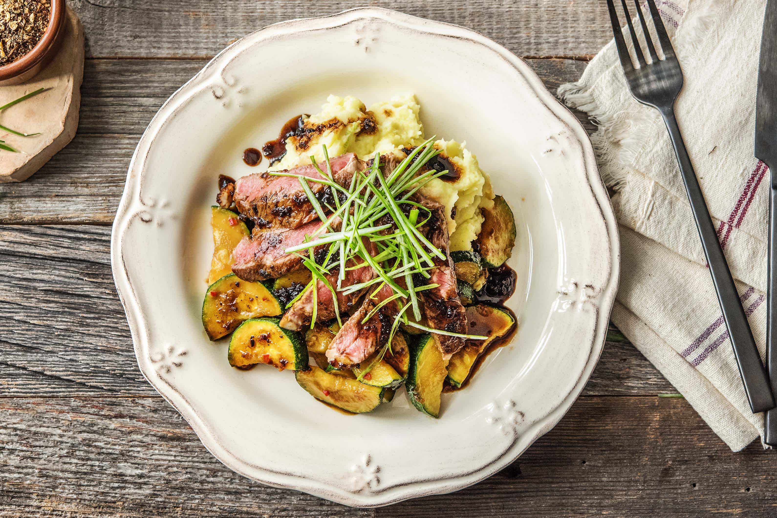 Pikant-feurig marinierte Rindersteaks Rezept | HelloFresh Pikant-feurig marinierte Rindersteaks Rezept | HelloFresh