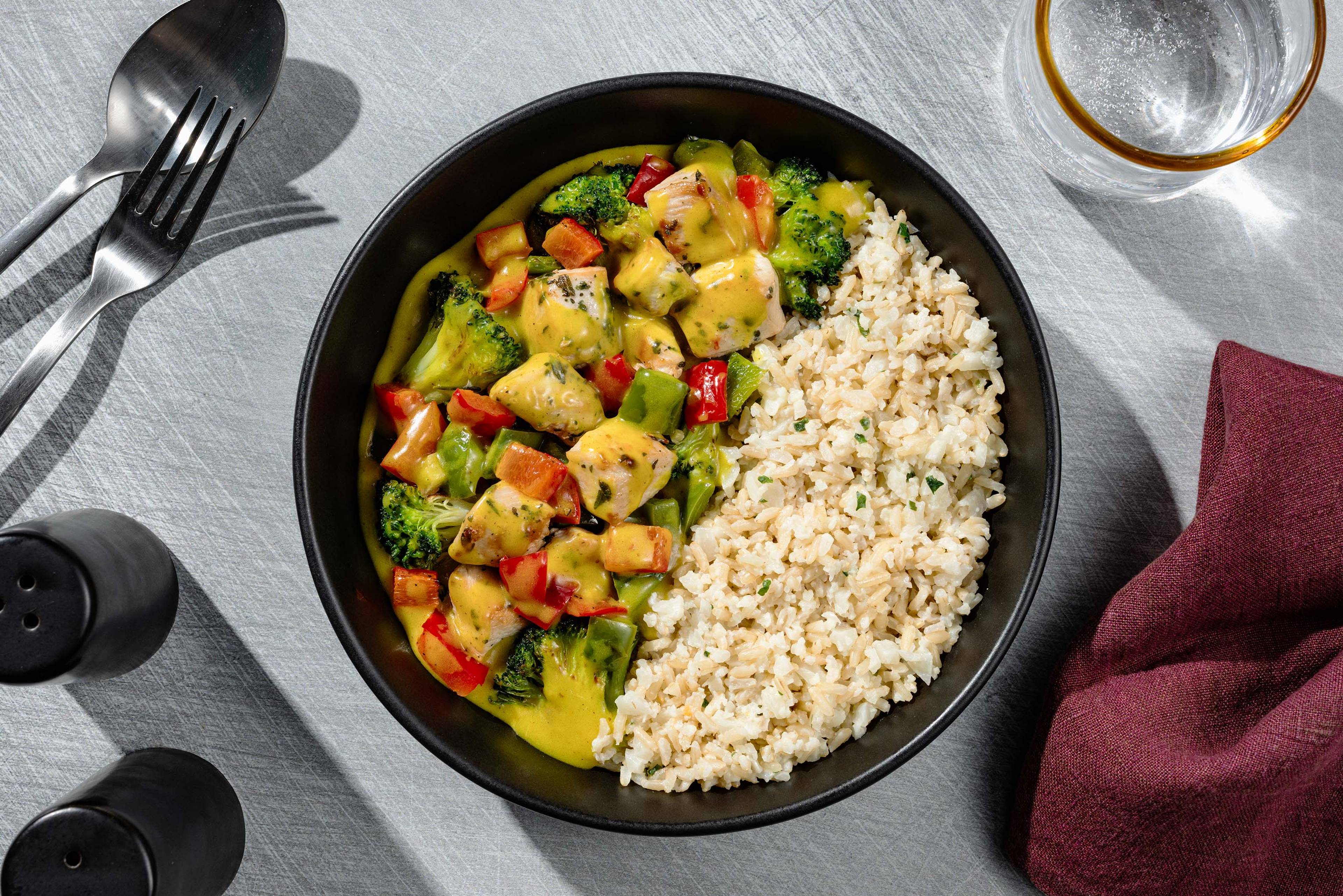 Kylling i gul karry med ris og (blomkåls) ris, broccoli og peberfrugt ...